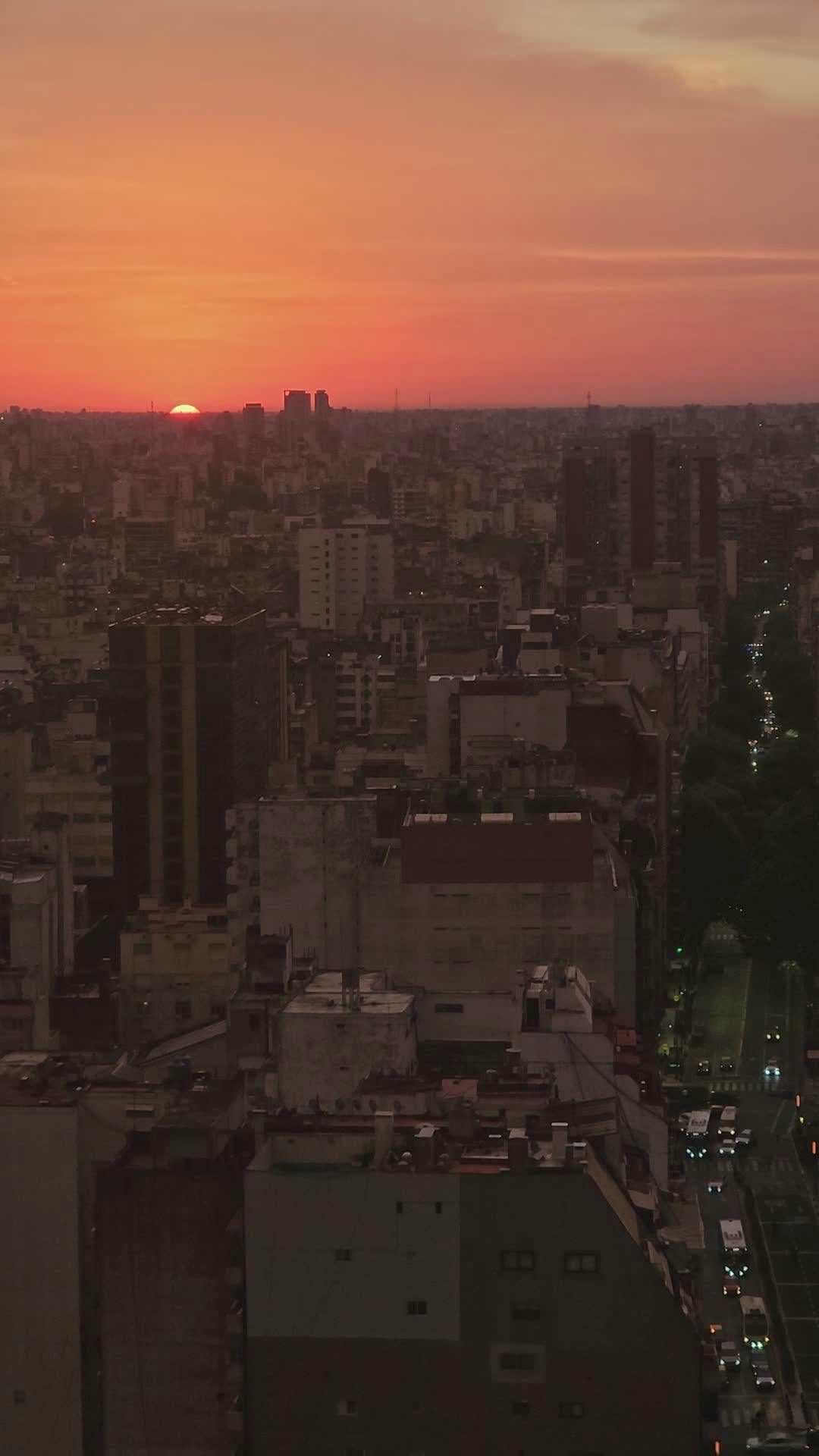 Puesta De Sol Sobre El Horizonte Urbano · Vídeo de stock gratuito