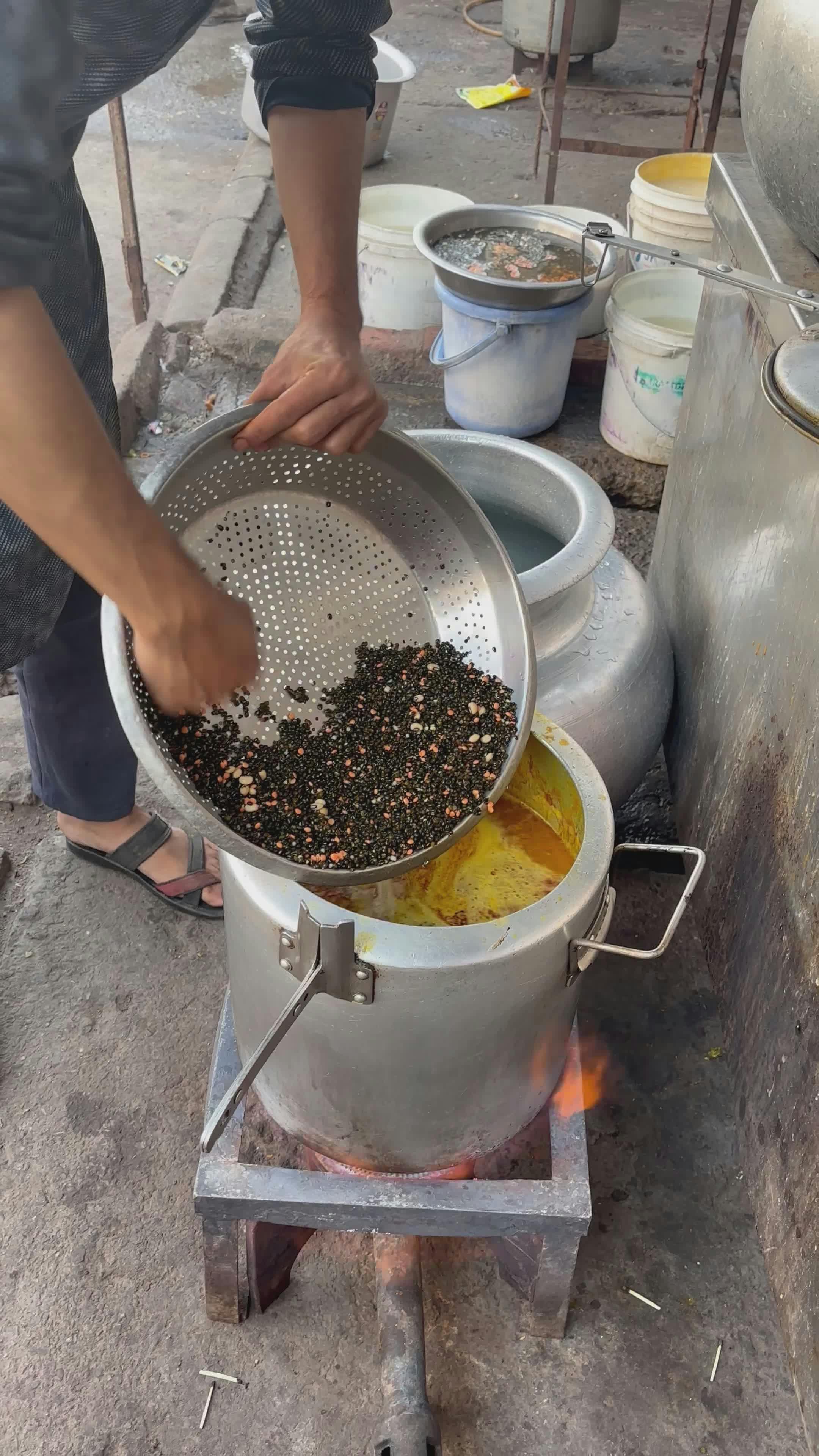 Préparation Du Dhokla Indien Traditionnel En Cuisine · Vidéo gratuite