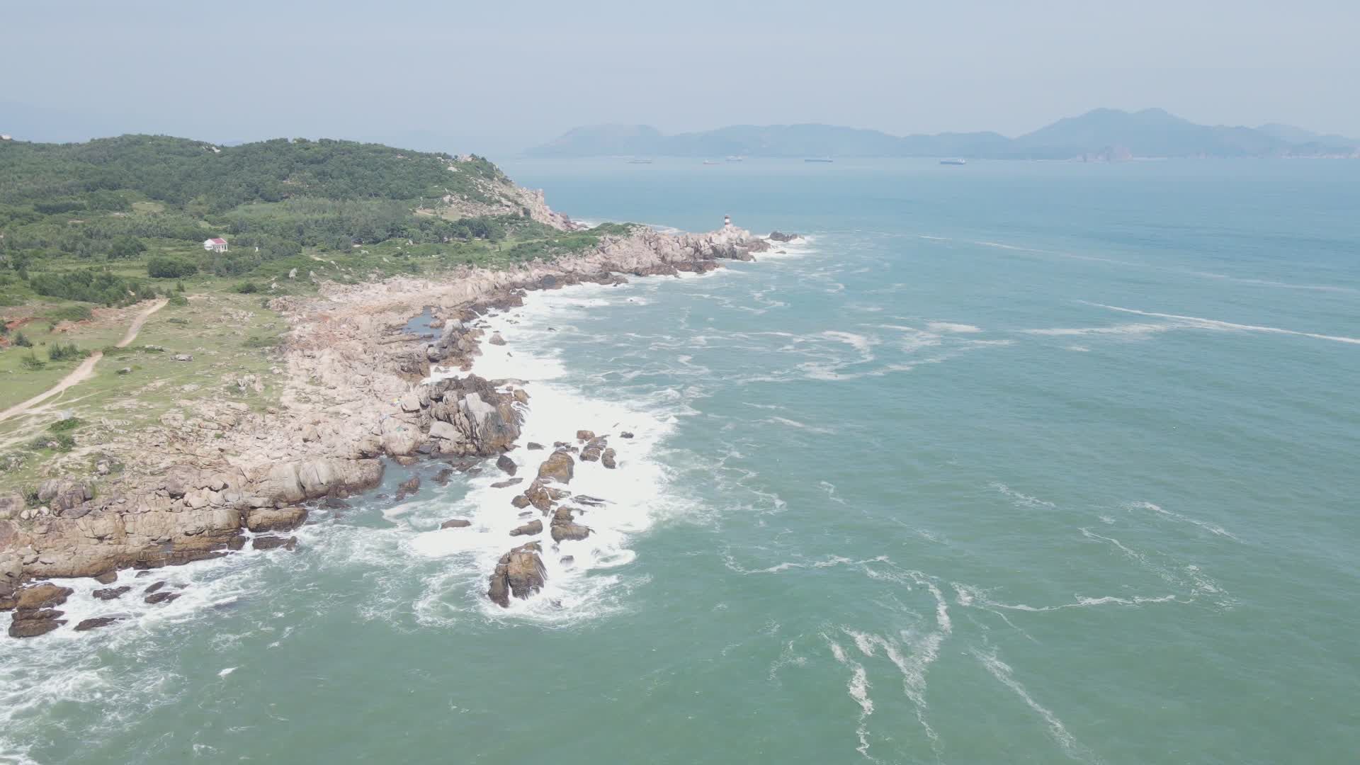Vista Aérea De La Escarpada Costa Y Las Olas Del Océano · Vídeo de ...