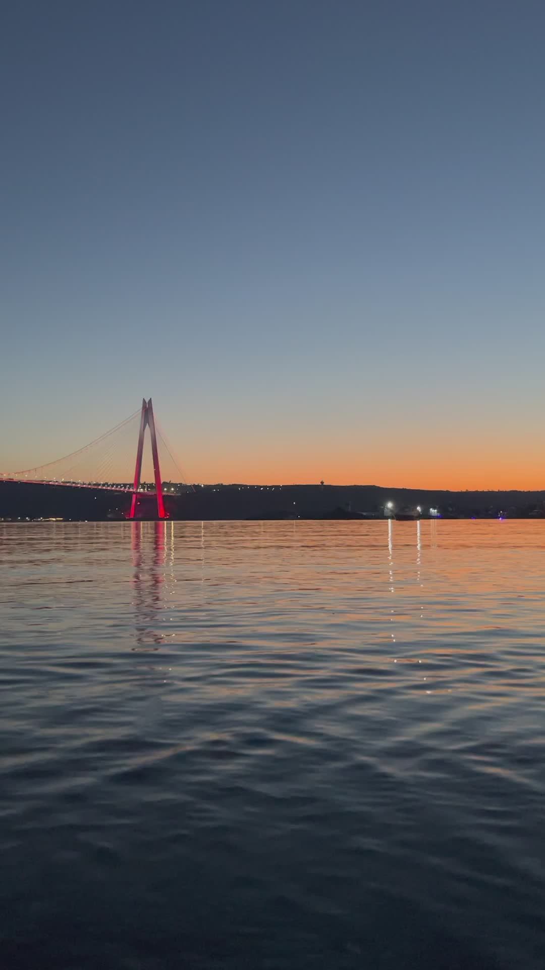 Impresionante Puesta De Sol Sobre El Mar En Calma Y El Puente · Vídeo ...