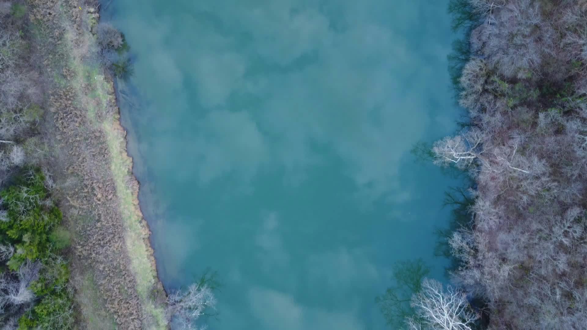 Serena Vista Aérea Del Río Tennessee · Vídeo de stock gratuito