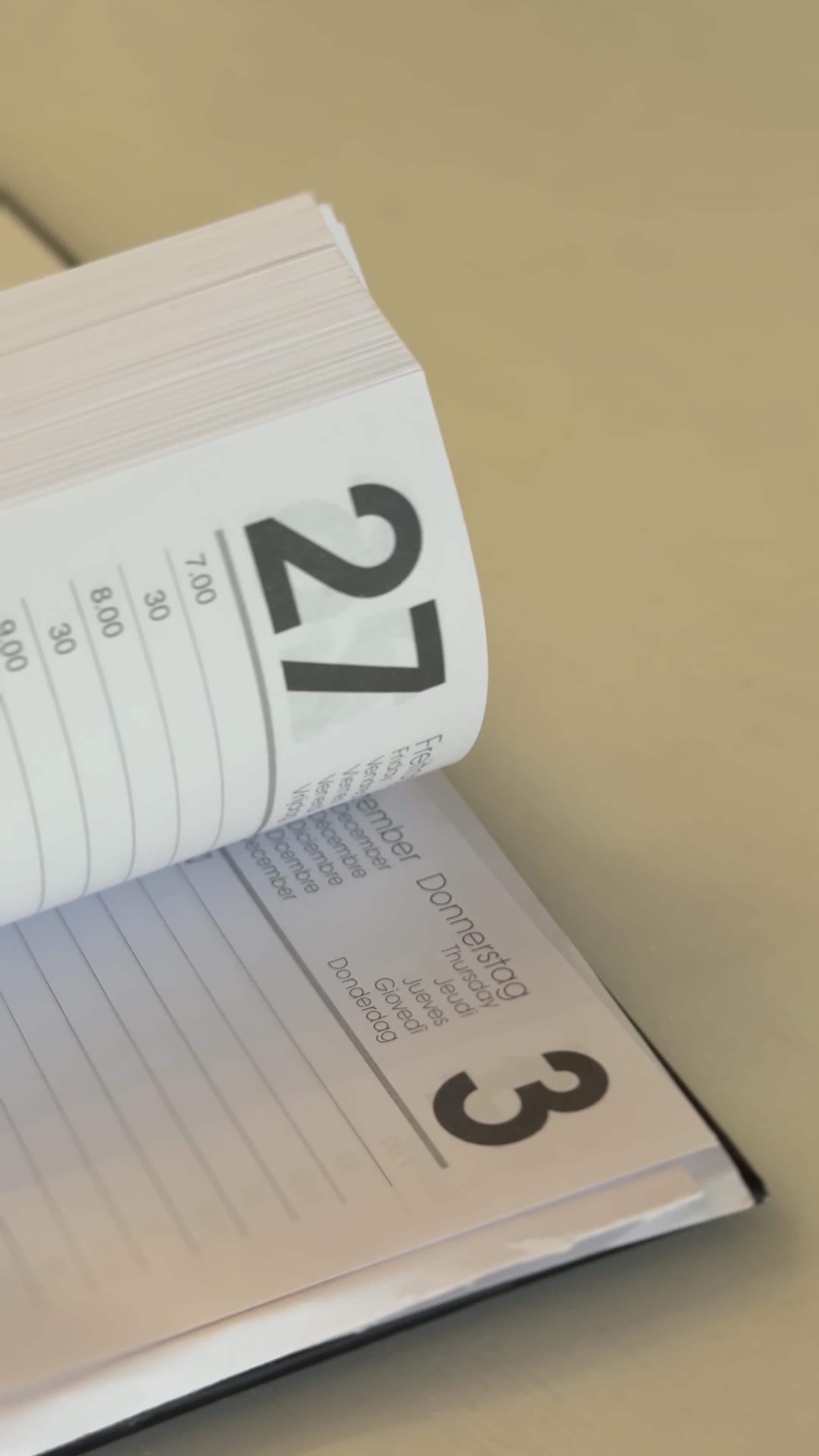 Pasar Las Páginas Del Calendario En Movimiento · Vídeo de stock gratuito
