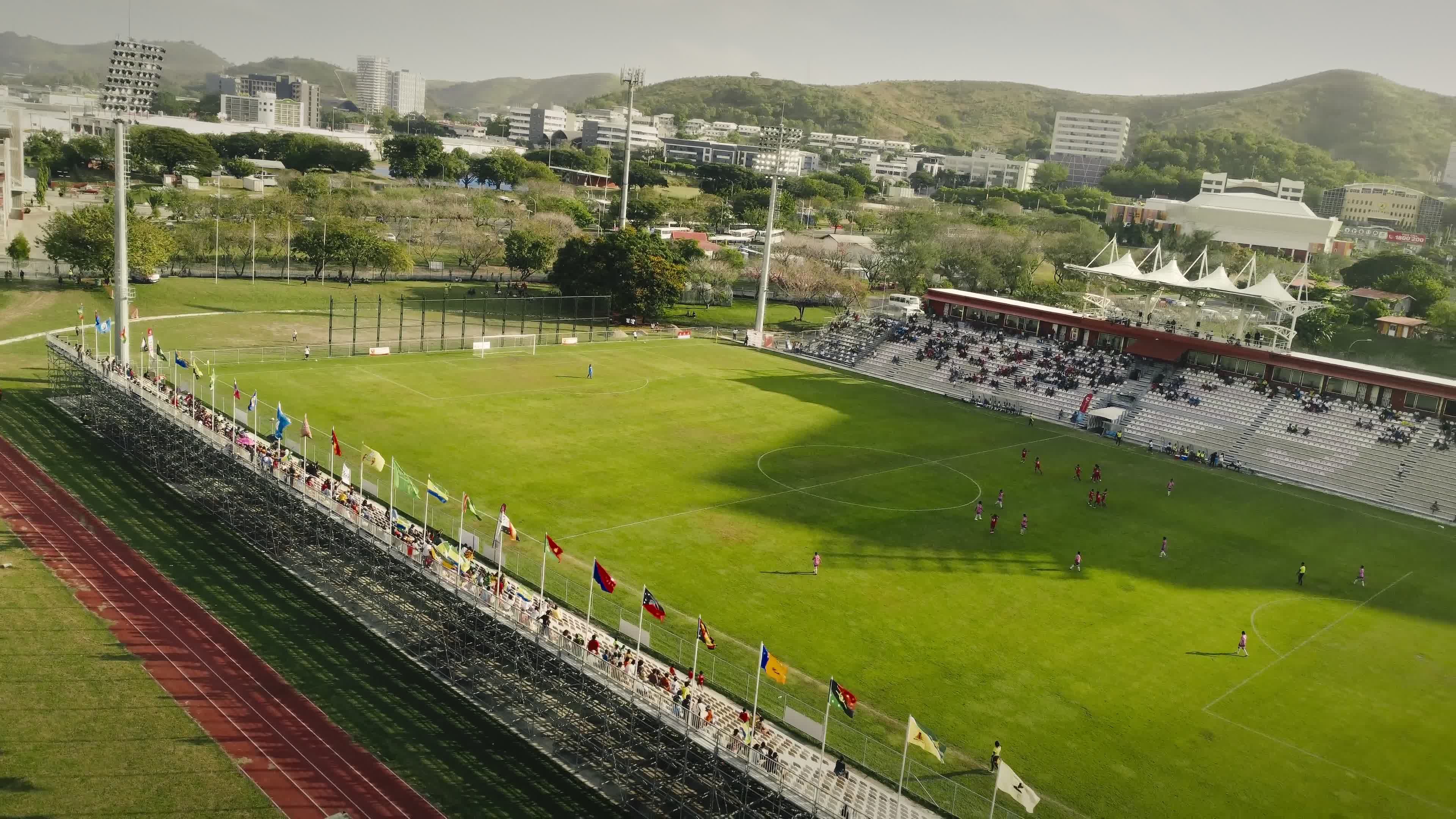Luftfoto Af Fodboldkamp På Moderne Stadion · Gratis lagervideo