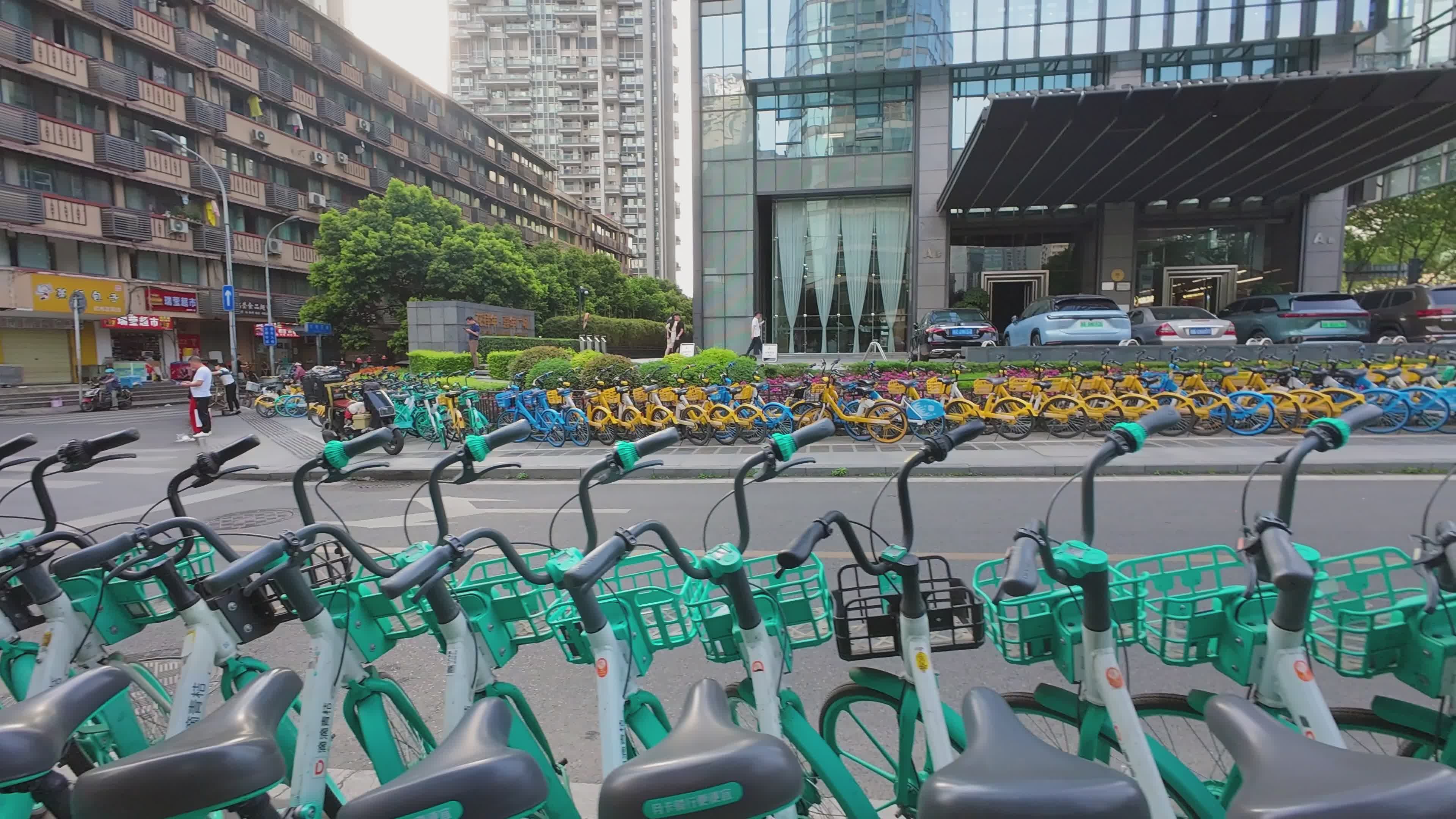 Explorando Las Vibrantes Calles Para Bicicletas De Chengdu · Vídeo de ...