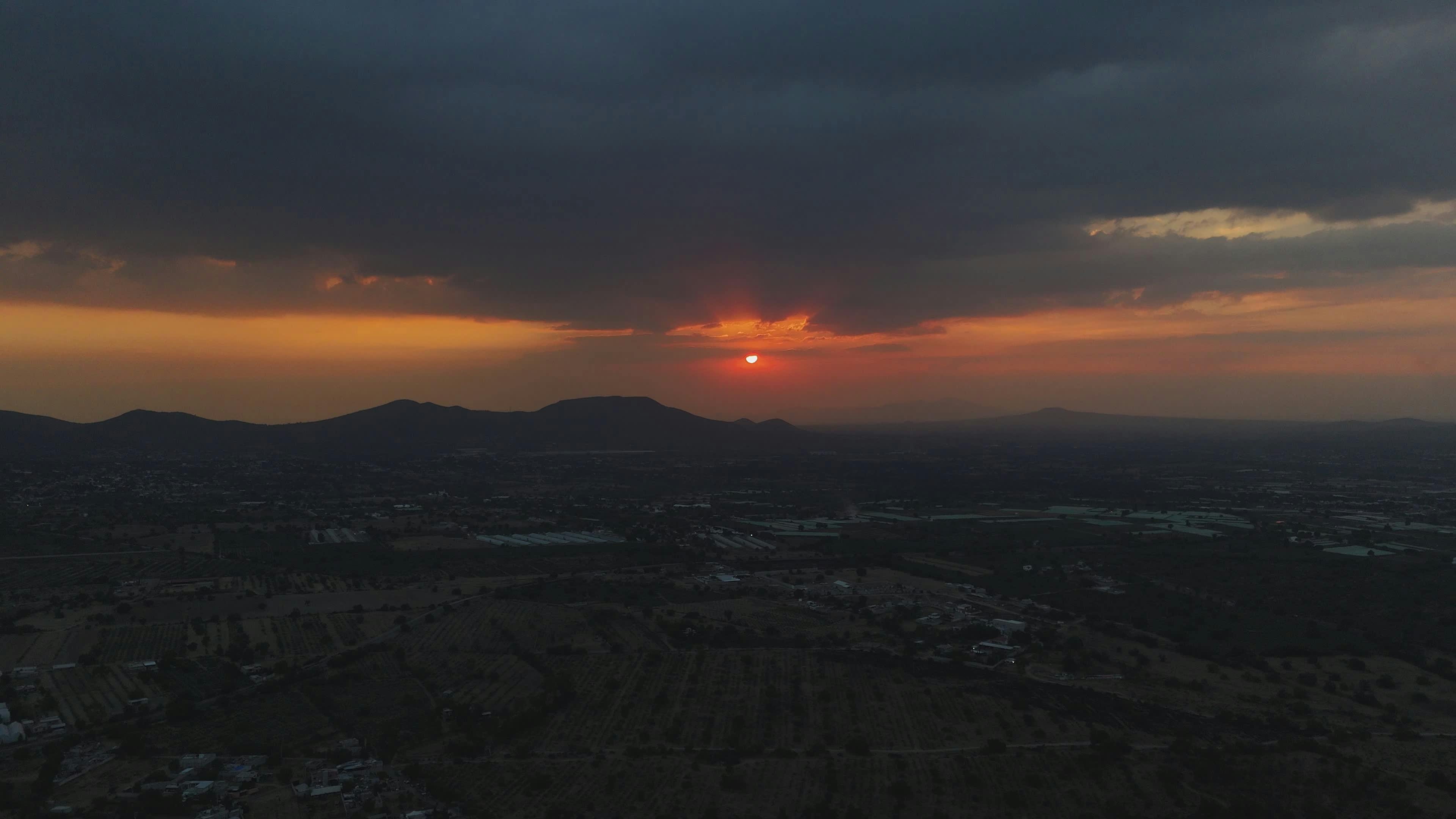 Coucher De Soleil Aérien époustouflant En 4 K Au Dessus Des Montagnes ...