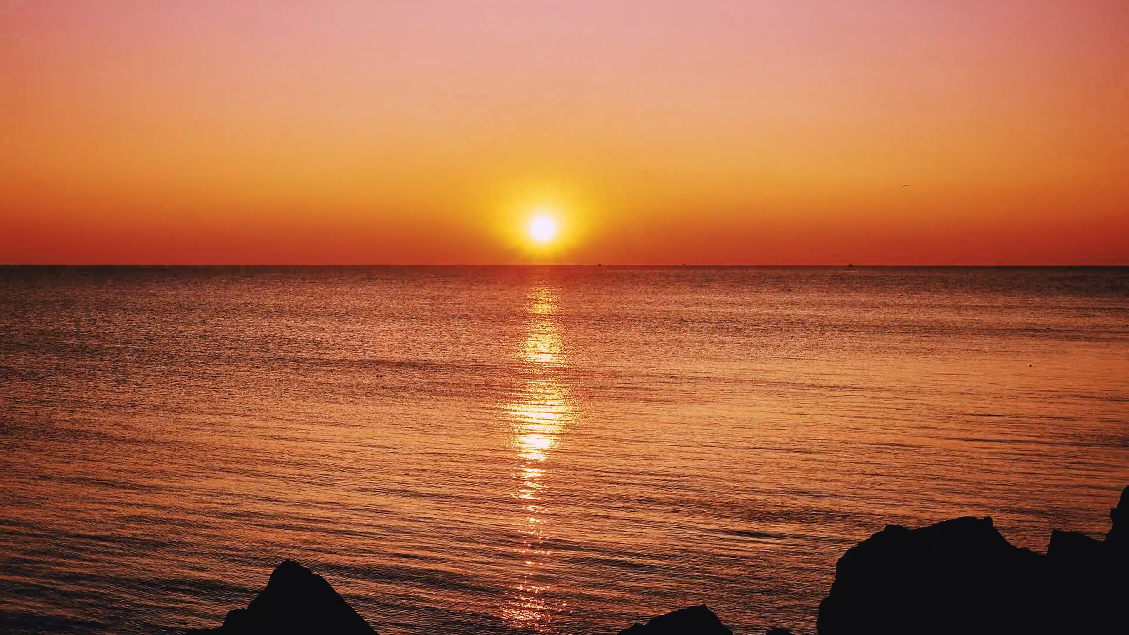 Vista Do Pôr Do Sol Sobre O Horizonte Do Mar A Partir Da Costa Rochosa ...
