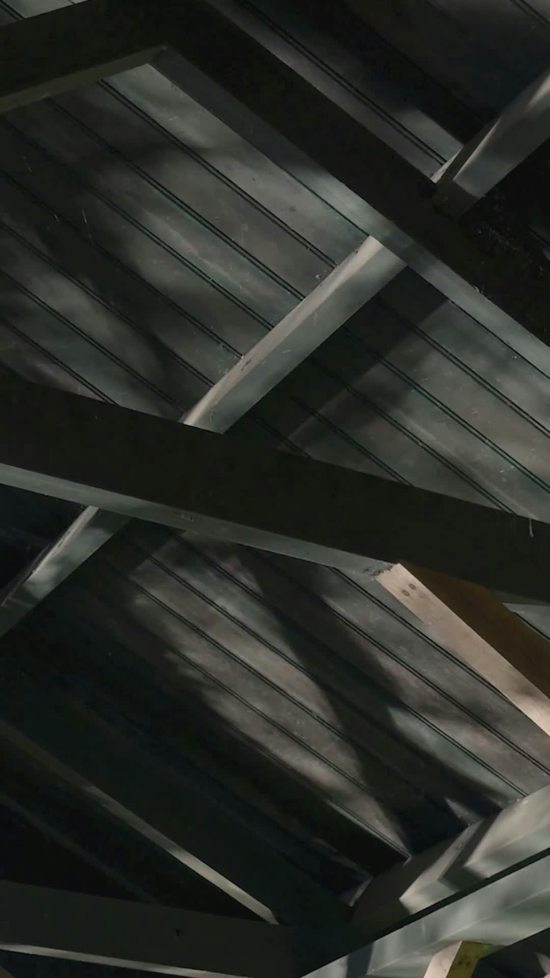 Techo Industrial Oscuro Con Vigas De Acero · Vídeo de stock gratuito