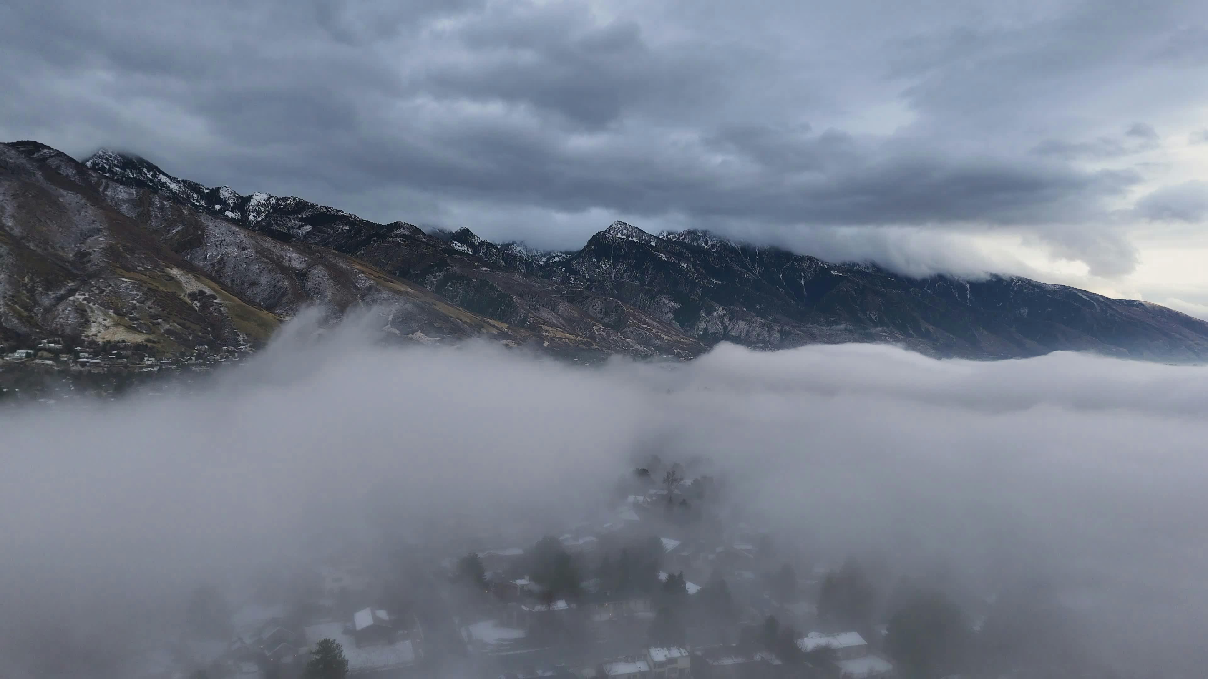 Vue Aérienne Des Montagnes Wasatch Enveloppées De Brouillard · Vidéo ...