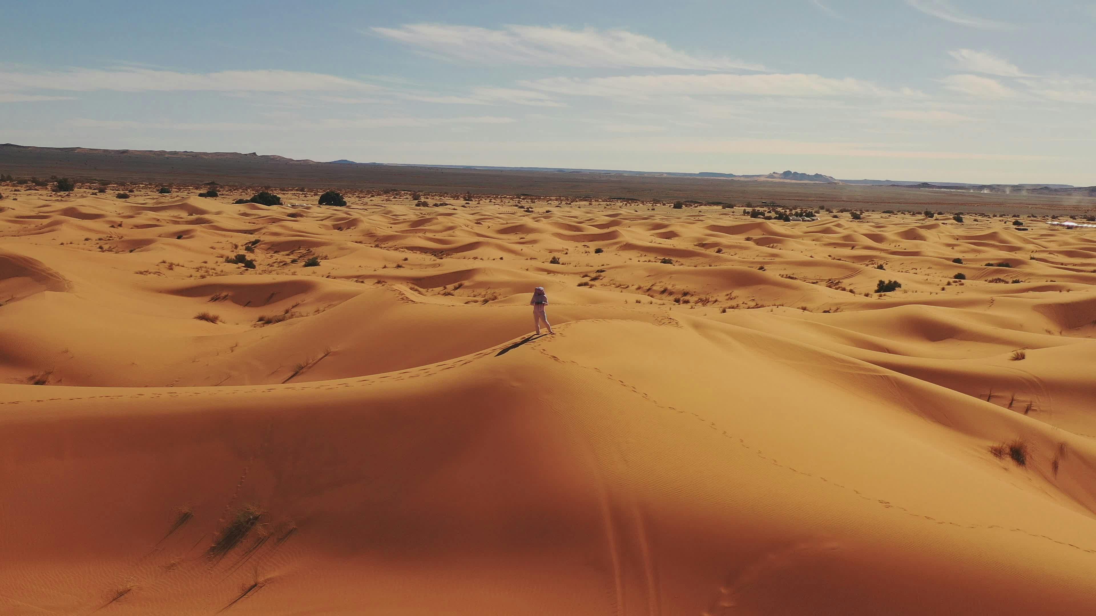 Vidéo gratuite de afrique, aride, astronaute, astronaute marchant, au ...