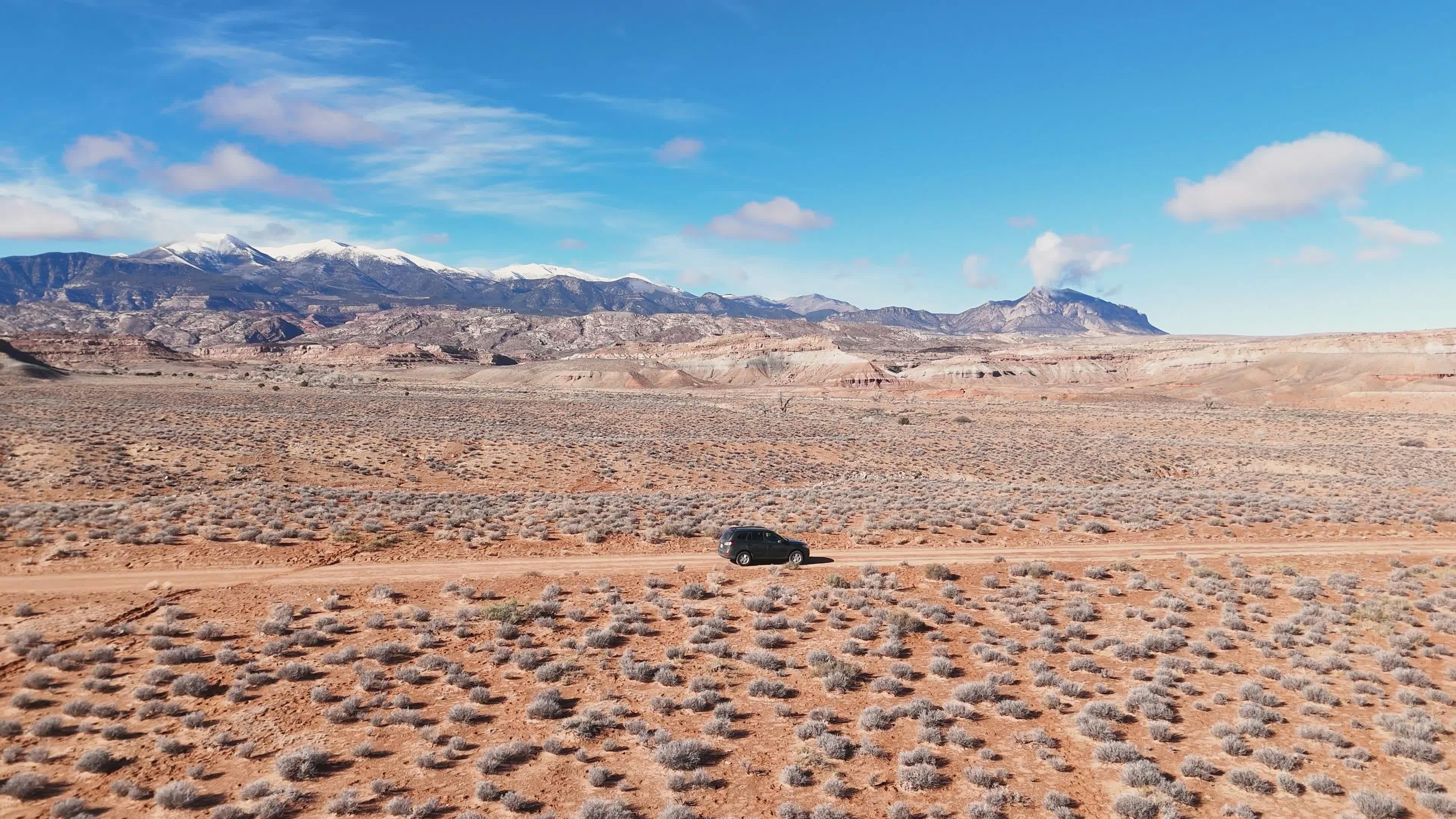 Vista Aérea De Un Todoterreno Conduciendo Por Un Paisaje Desértico ...