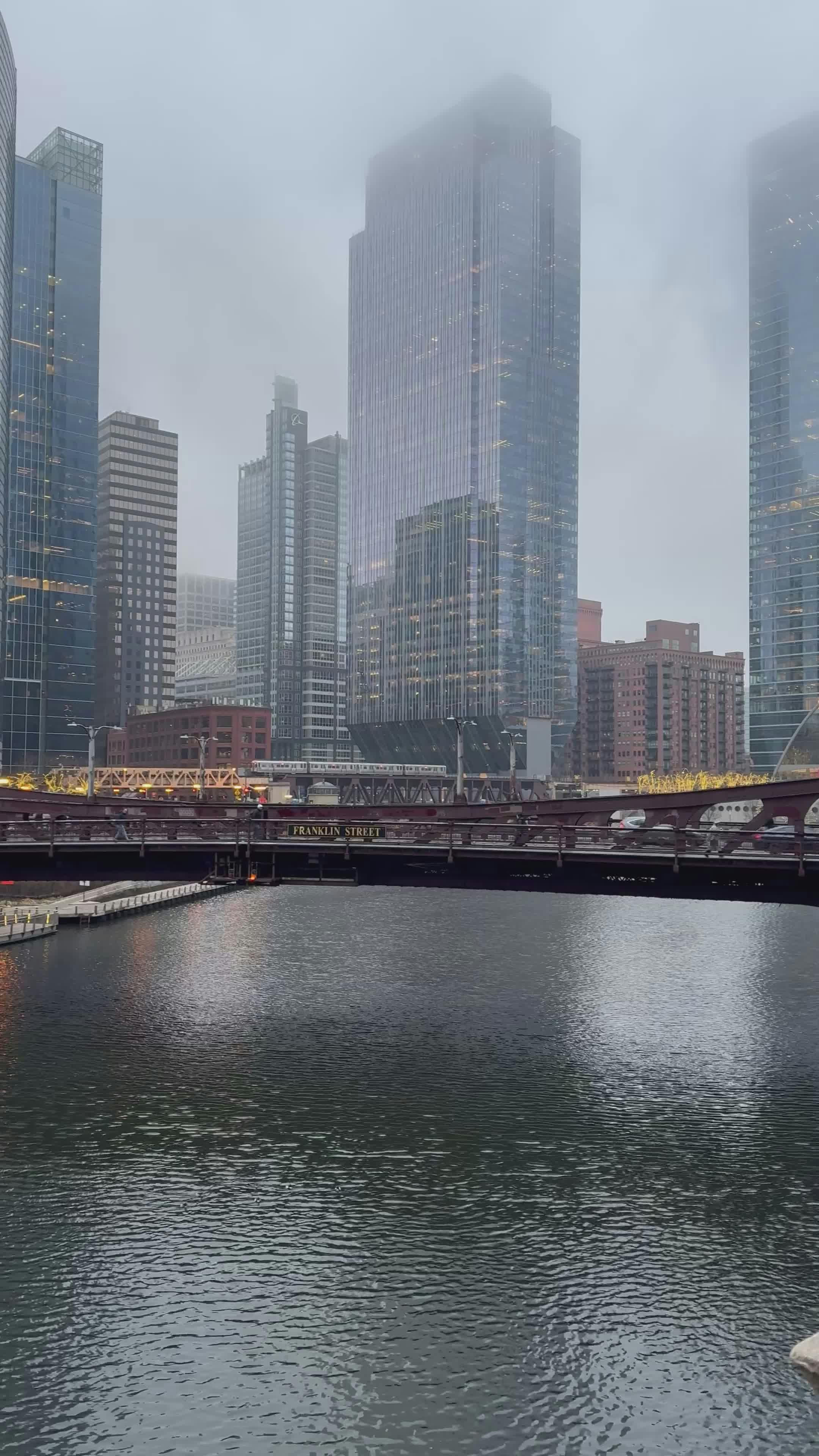 Paysage Urbain Brumeux Surplombant Une Rivière · Vidéo gratuite