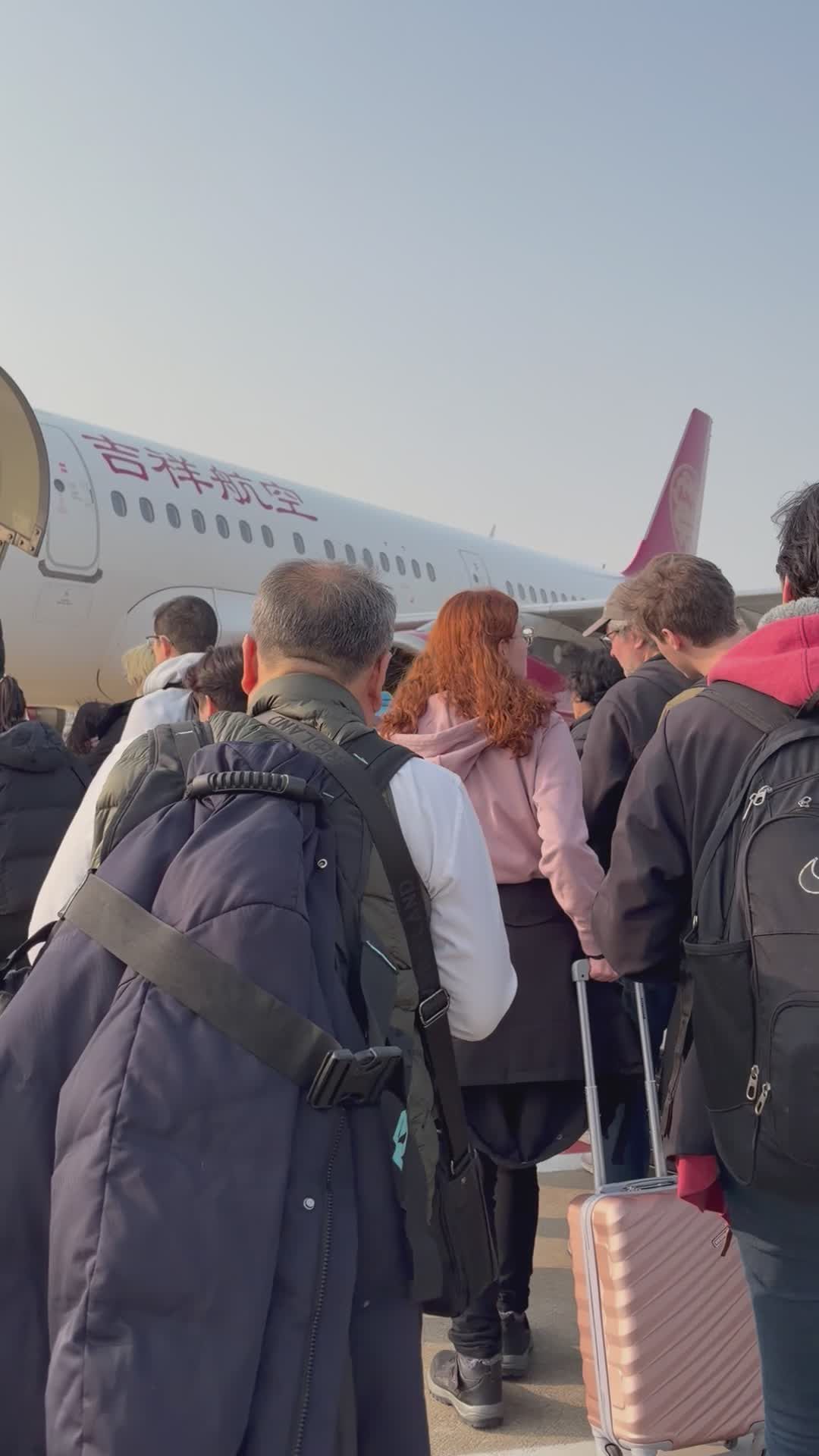 Pasajeros Aéreos Embarcando En Un Avión En El Aeropuerto · Vídeo de ...