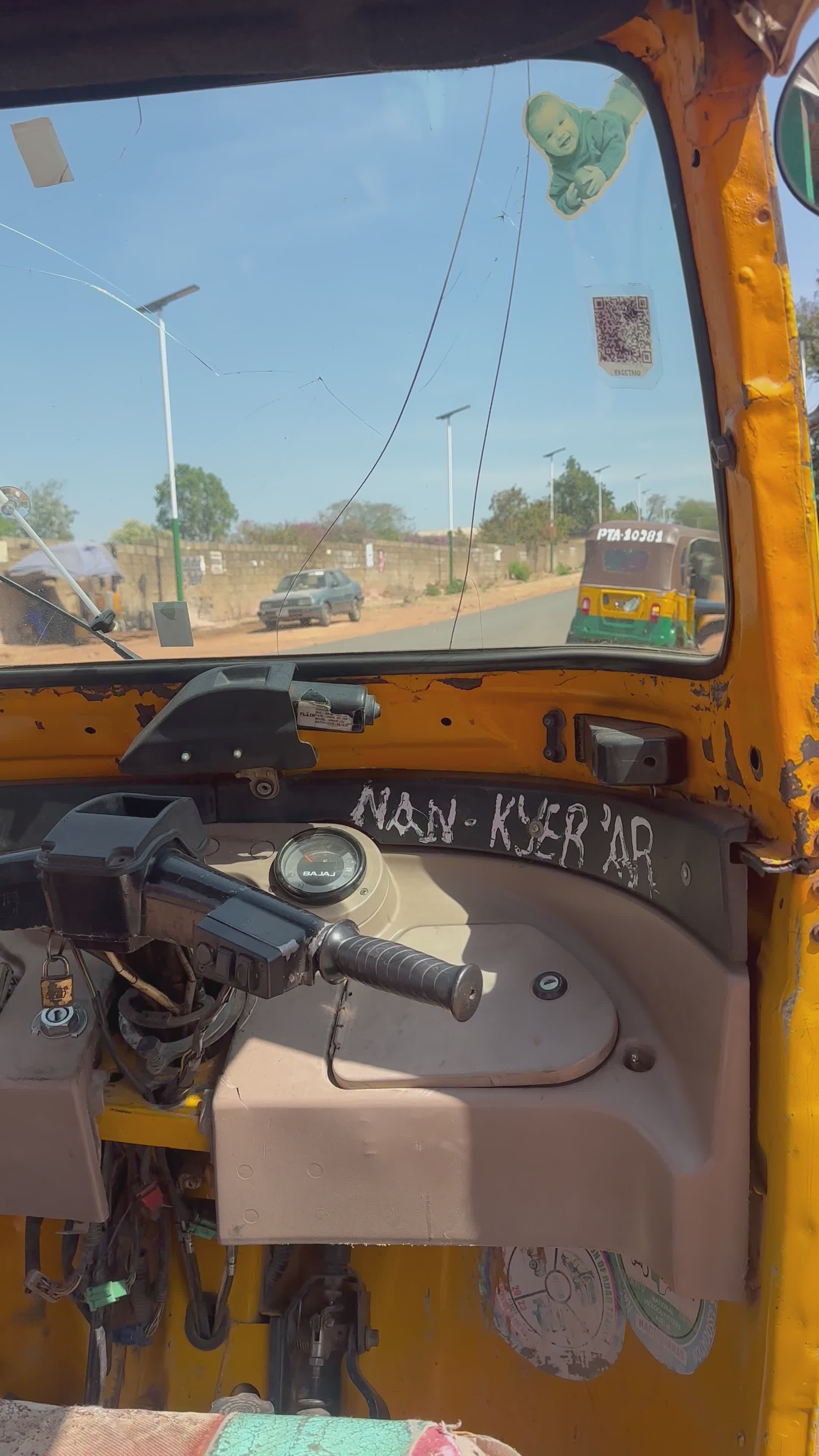 Vista Interior De Un Auto Rickshaw Colorido · Vídeo de stock gratuito