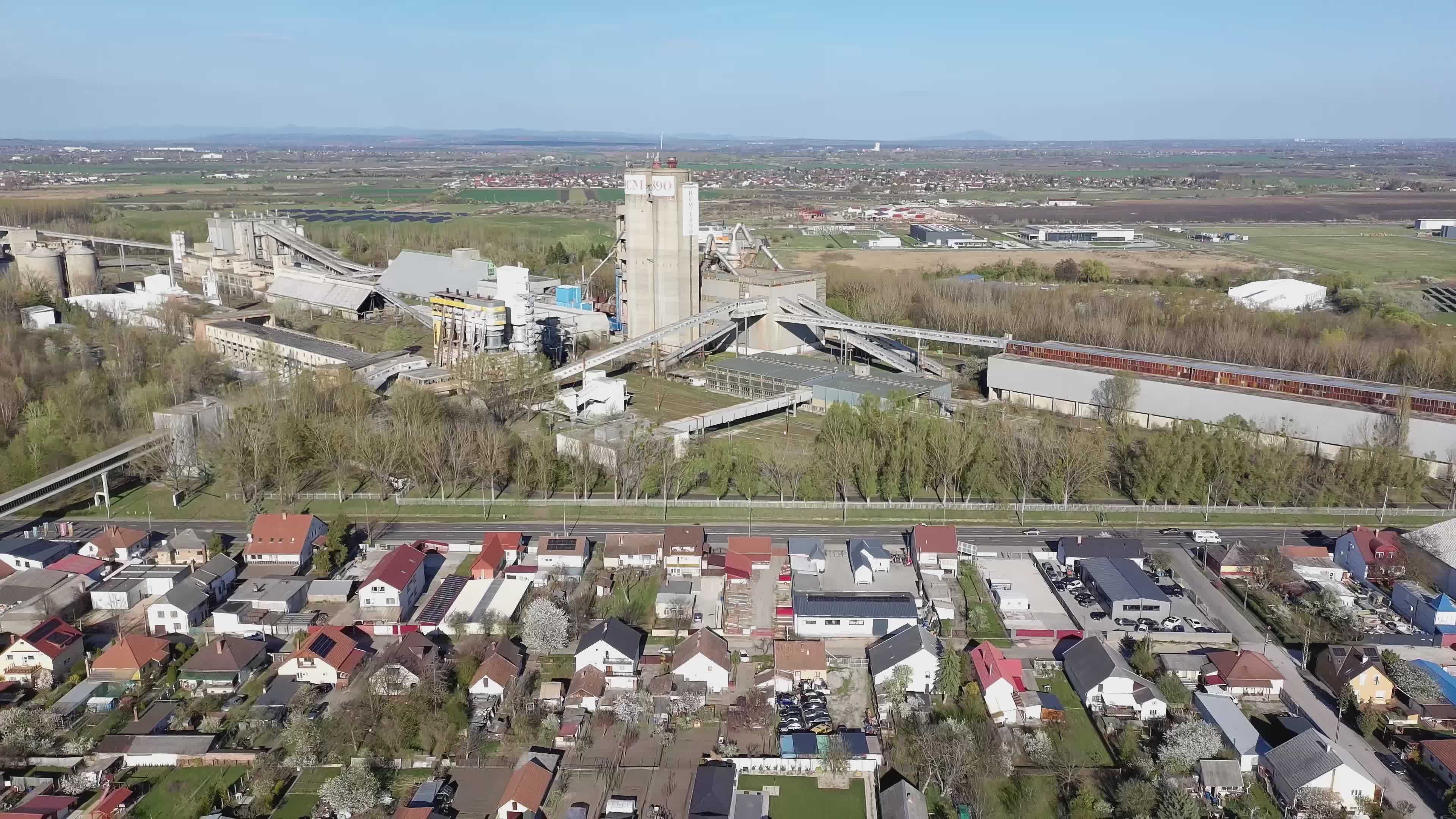 Vista Aérea Del Suburbio Y La Fábrica De Miskolc. · Vídeo de stock gratuito