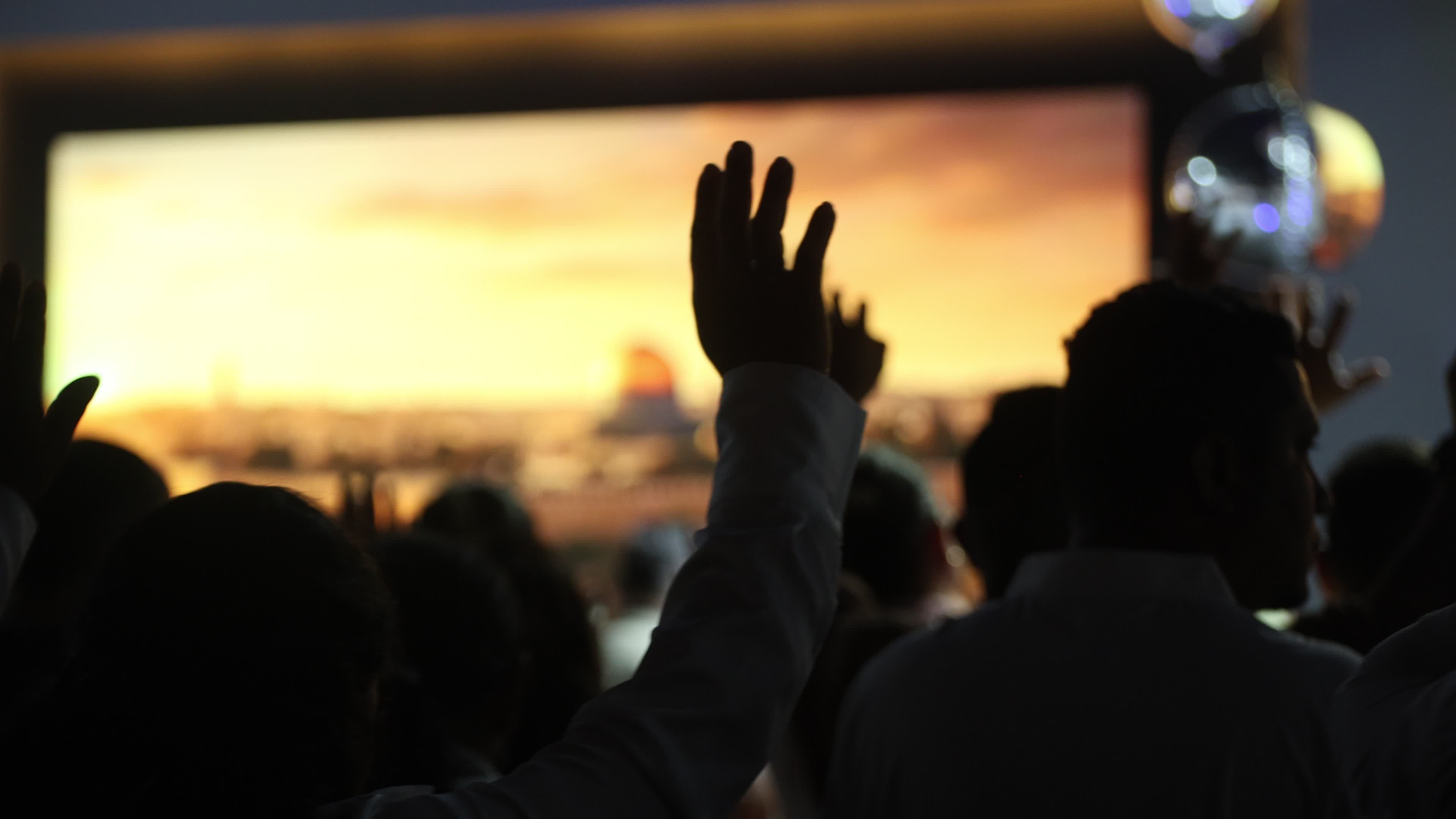 Foule En Silhouette Levant Les Mains En Signe D'adoration · Vidéo gratuite