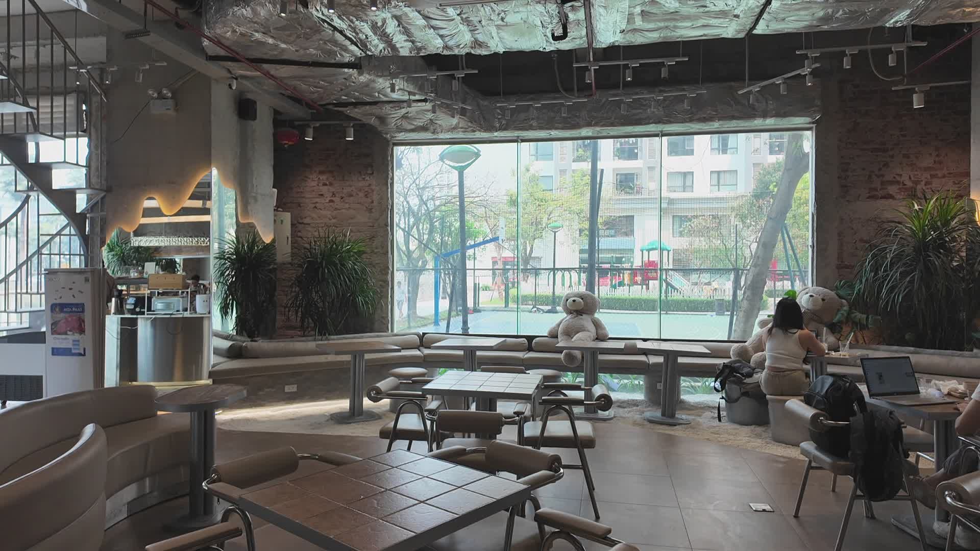 Modern Café Interieur Met Groot Raam En Uitzicht · Gratis stockvideo