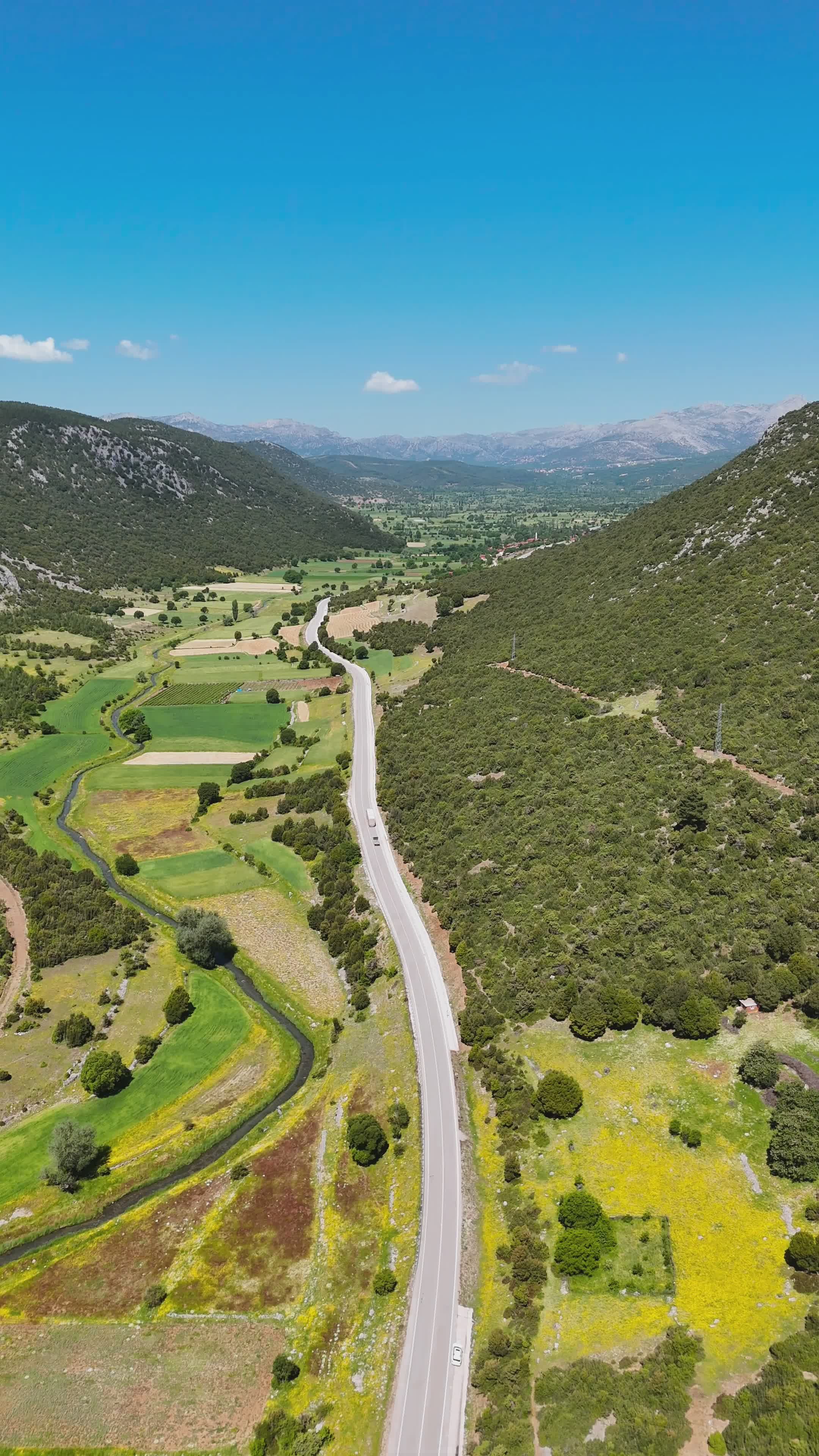 Veduta Aerea Panoramica Di Una Vivace Strada Di Campagna · Video gratuito