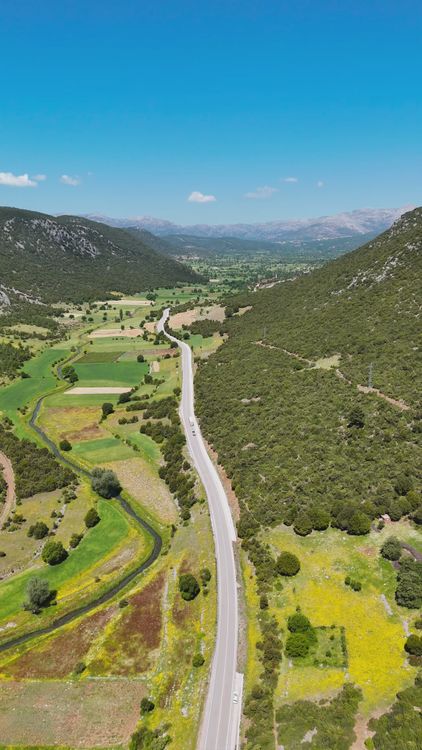Veduta Aerea Panoramica Di Una Vivace Strada Di Campagna · Video gratuito