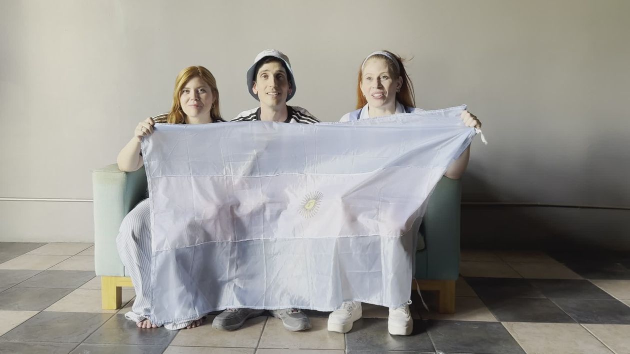 Opgewonden Fans Houden De Argentijnse Vlag Binnen Vast. · Gratis stockvideo