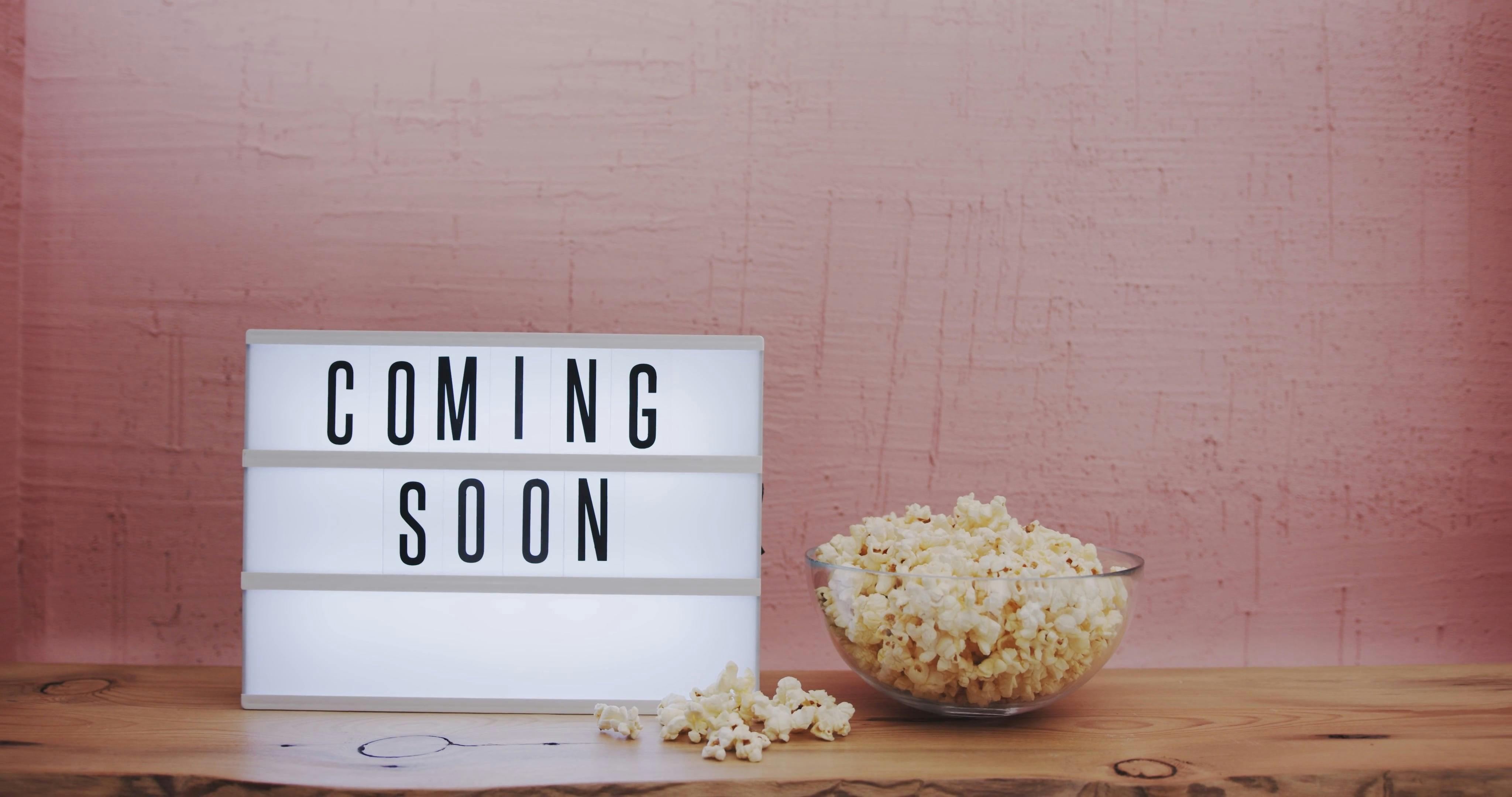 곧 나올 사인이있는 가벼운 텍스트 상자 외에 팝콘 그릇 · 무료 스톡 동영상