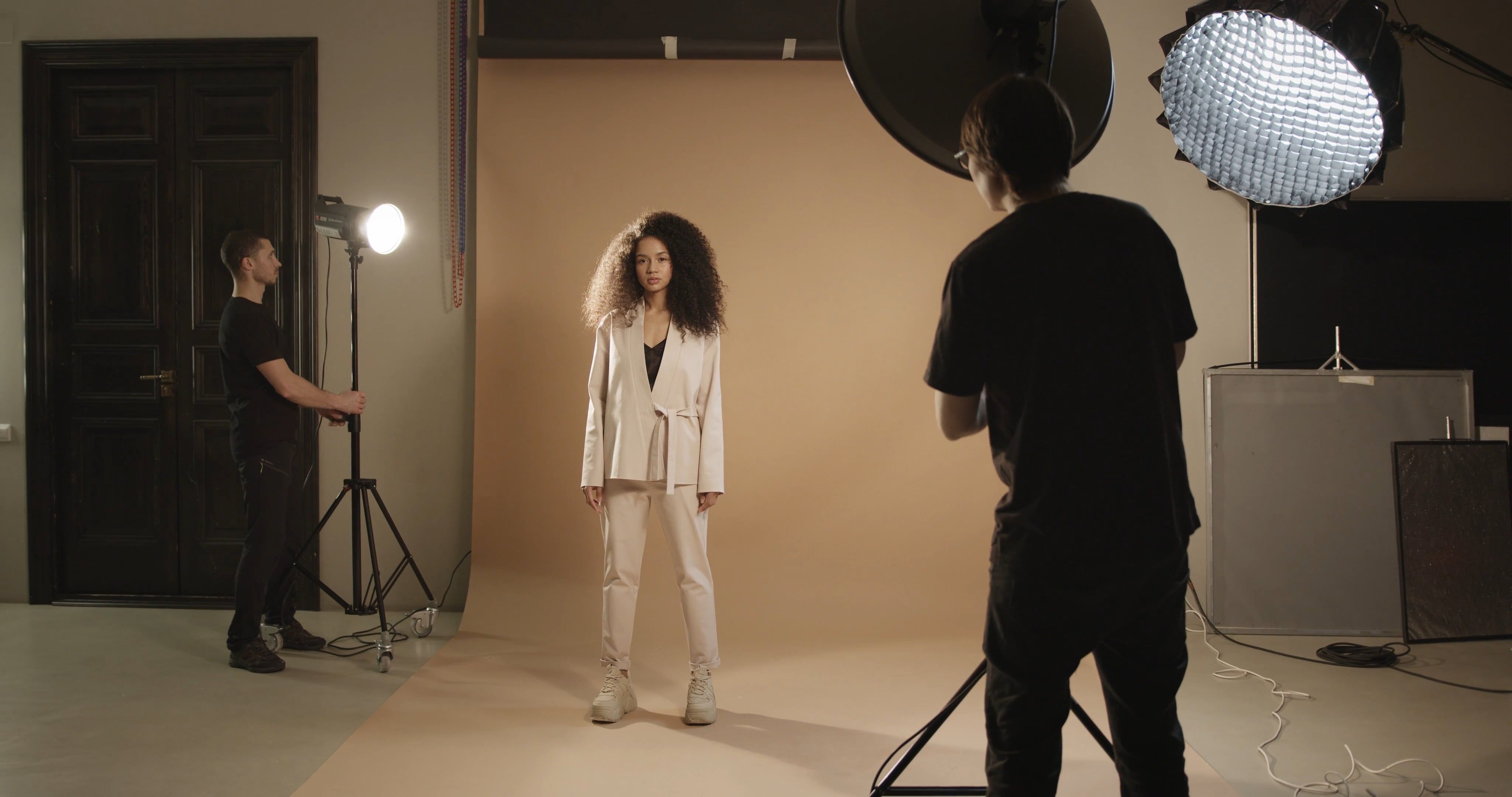 A Photographer Wnating The Perfect Lighting For A Model Photo Shoot ...