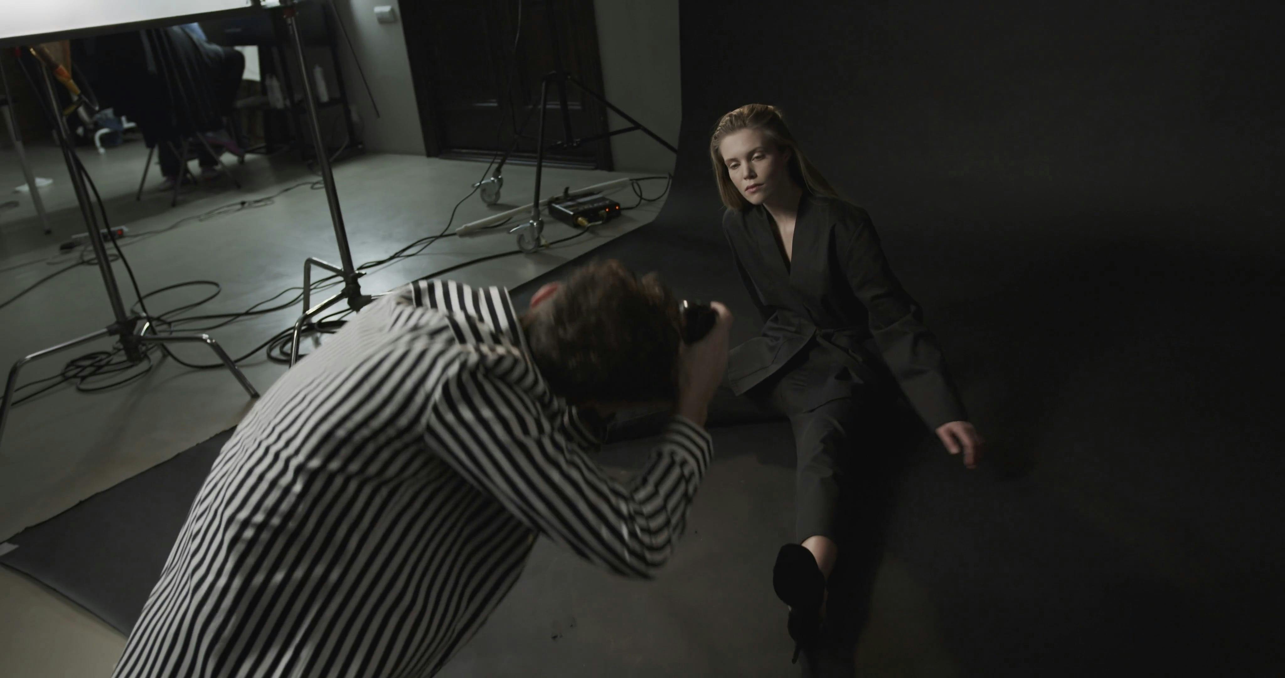 A Photographer Wnating The Perfect Lighting For A Model Photo Shoot ...