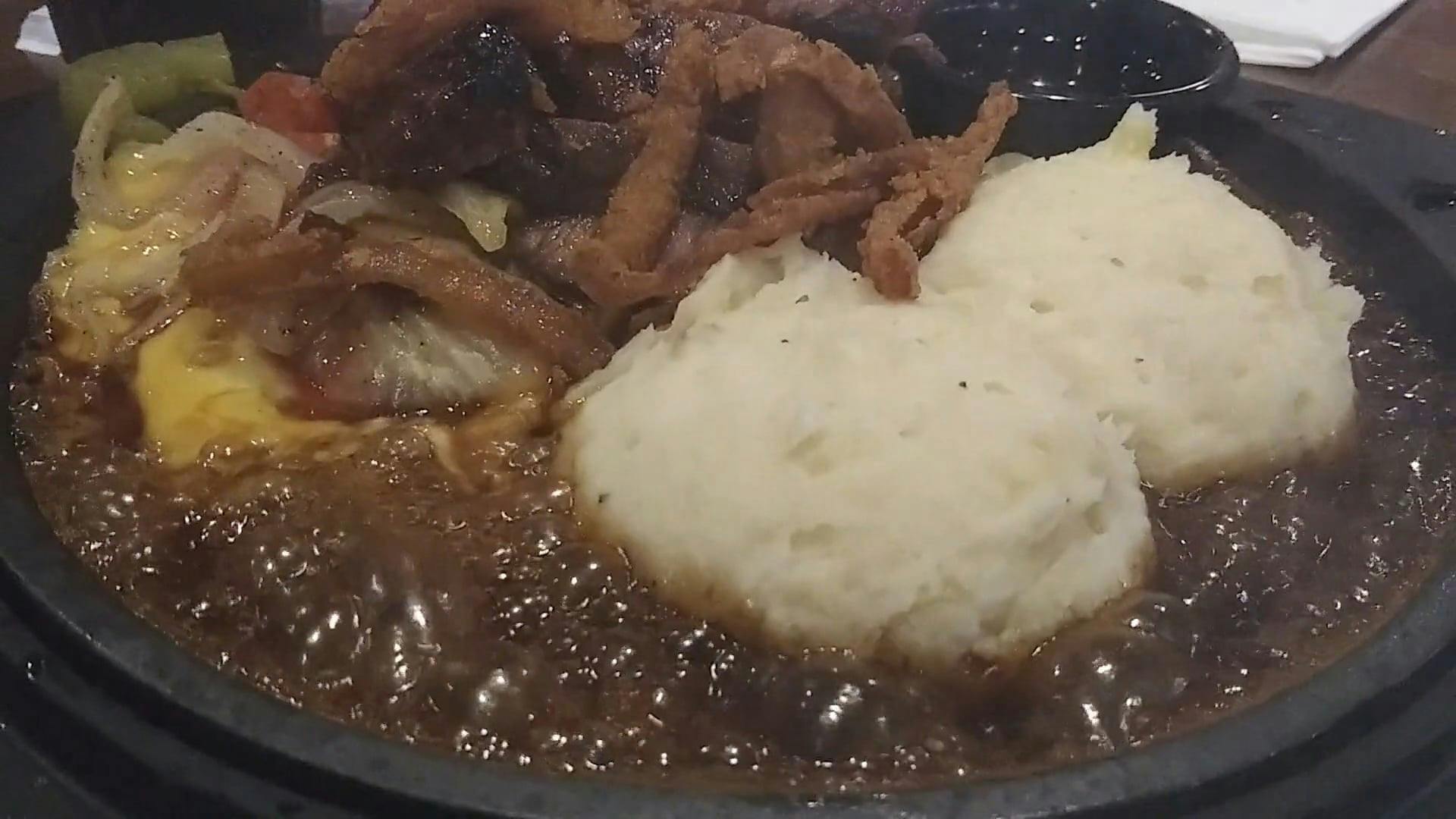 A Close-Up Shot of a Sizzling Plate with Food · Free Stock Video