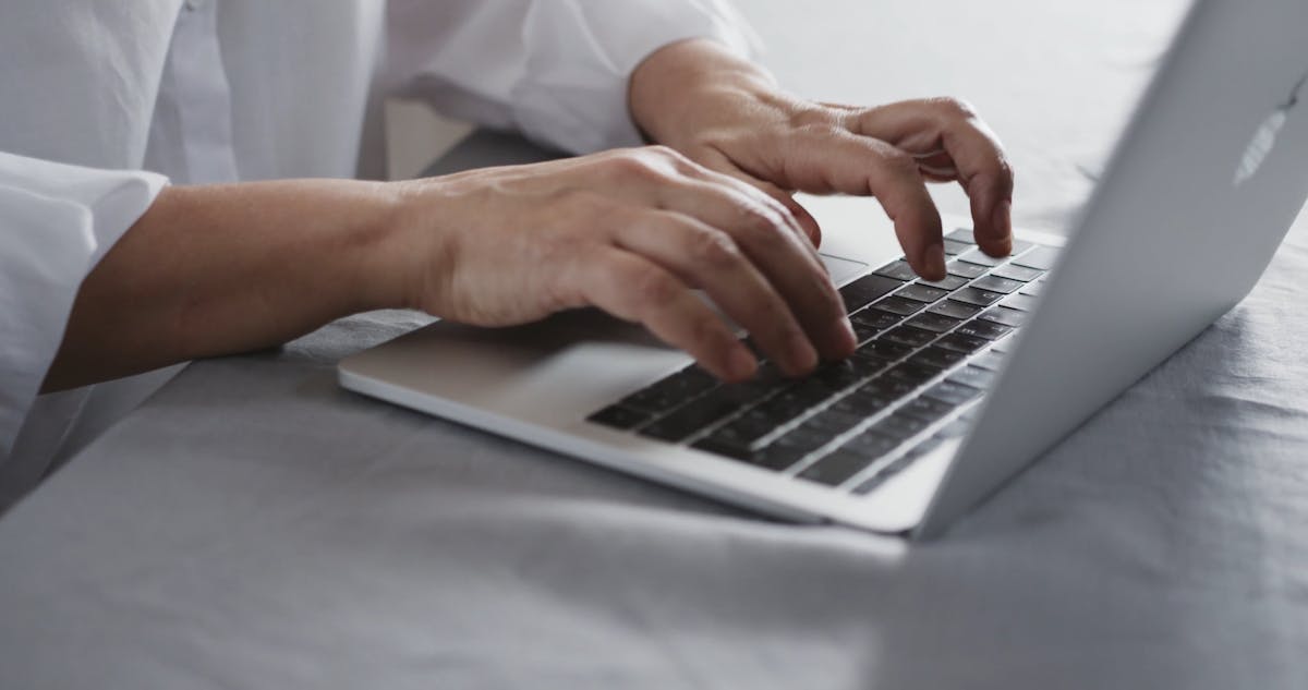 Using Laptop Videos, Download The BEST Free 4k Stock Video Footage ...