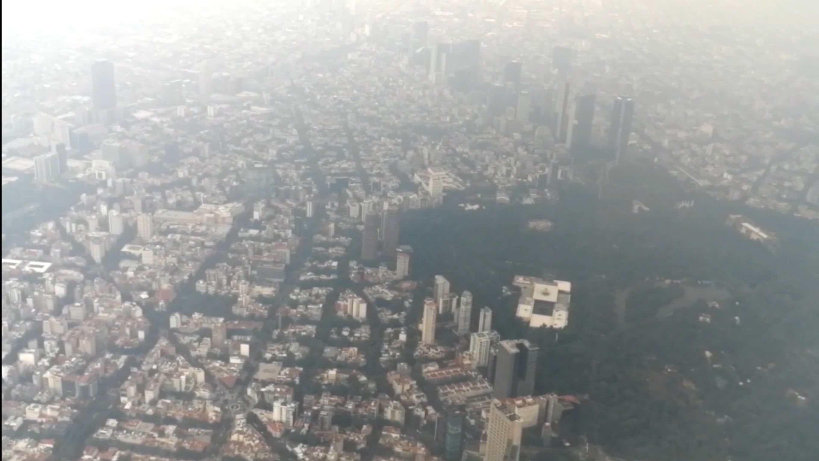 Vista Aérea Del Smog De La Ciudad De México · Vídeo de stock gratuito