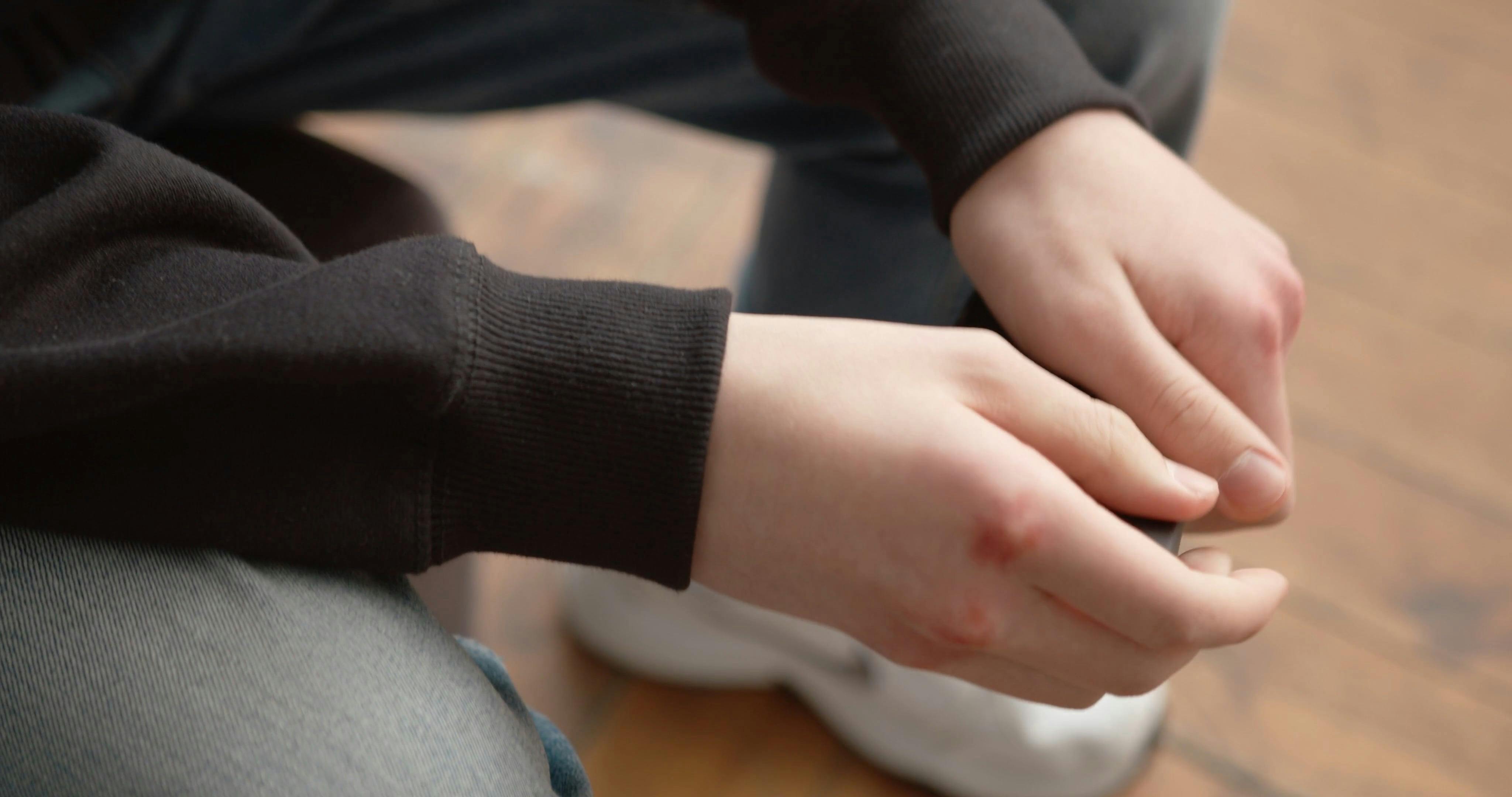 Vídeos de stock gratuitos sobre ansioso, manos, sentado