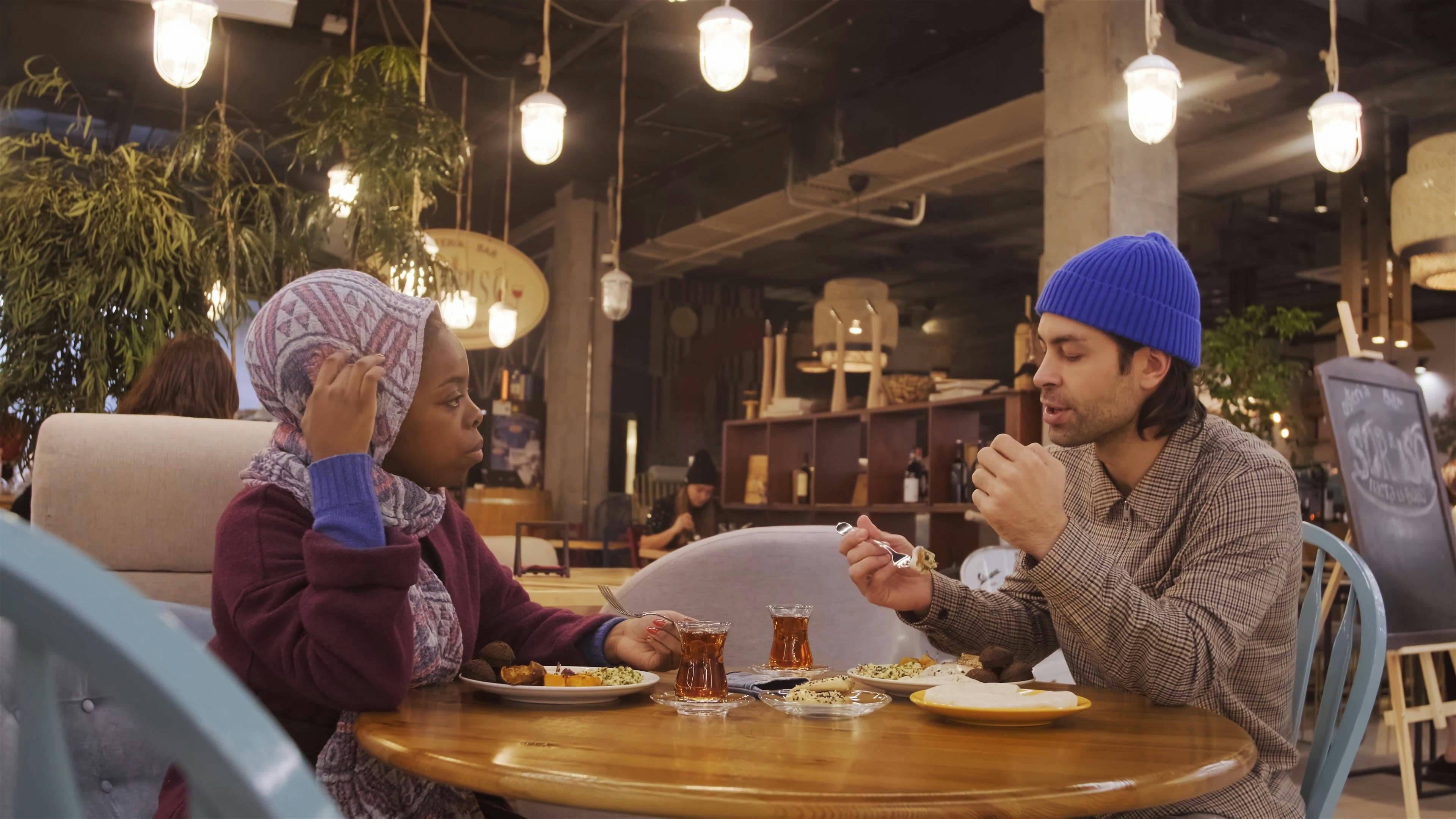 Vídeos de stock gratuitos sobre almuerzo, ambiente acogedor, amistad ...