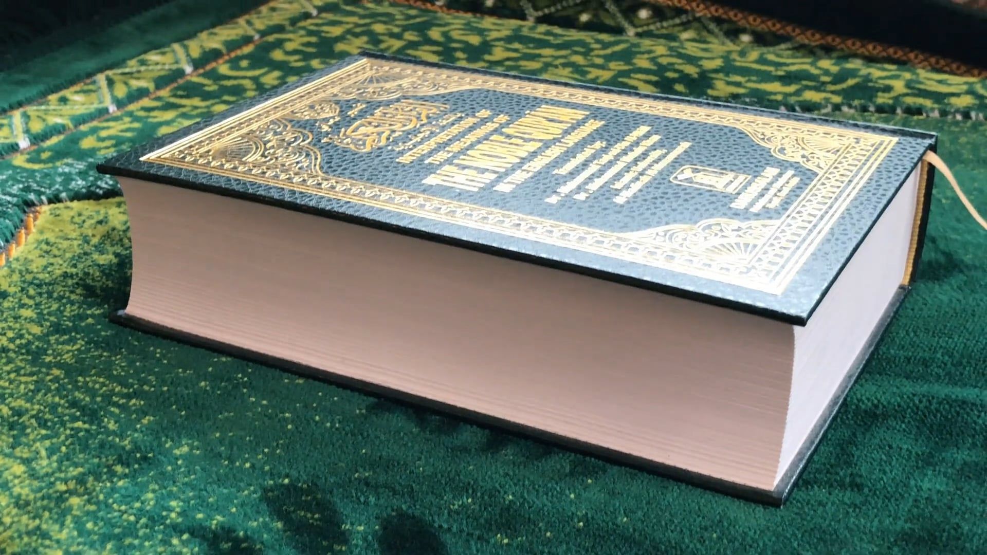 Close-Up Shot of the Noble Quran · Free Stock Video