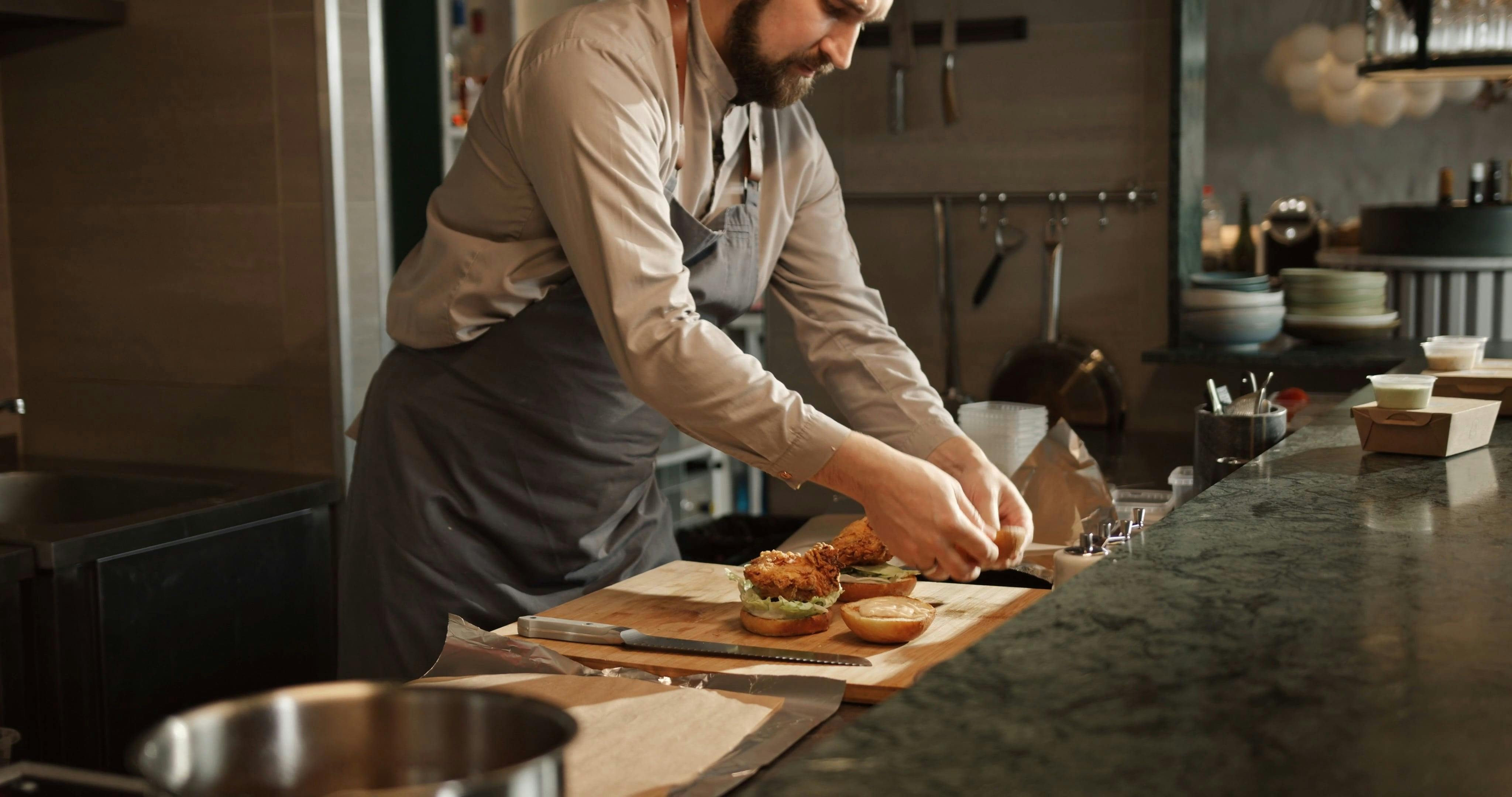Video gratuito di articoli per la tavola, cheeseburger, chef