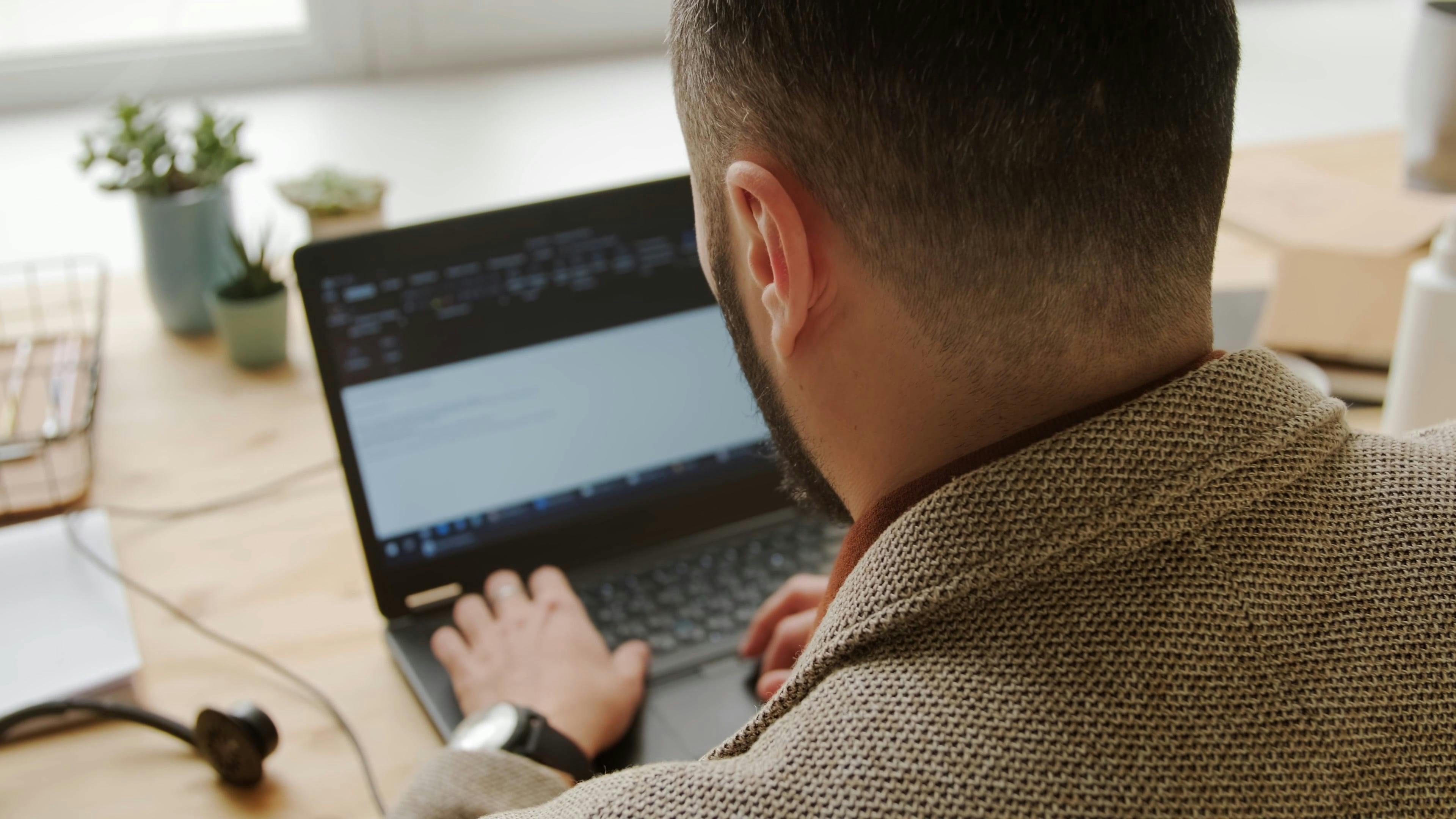 Man Typing Videos, Download The BEST Free 4k Stock Video Footage & Man ...