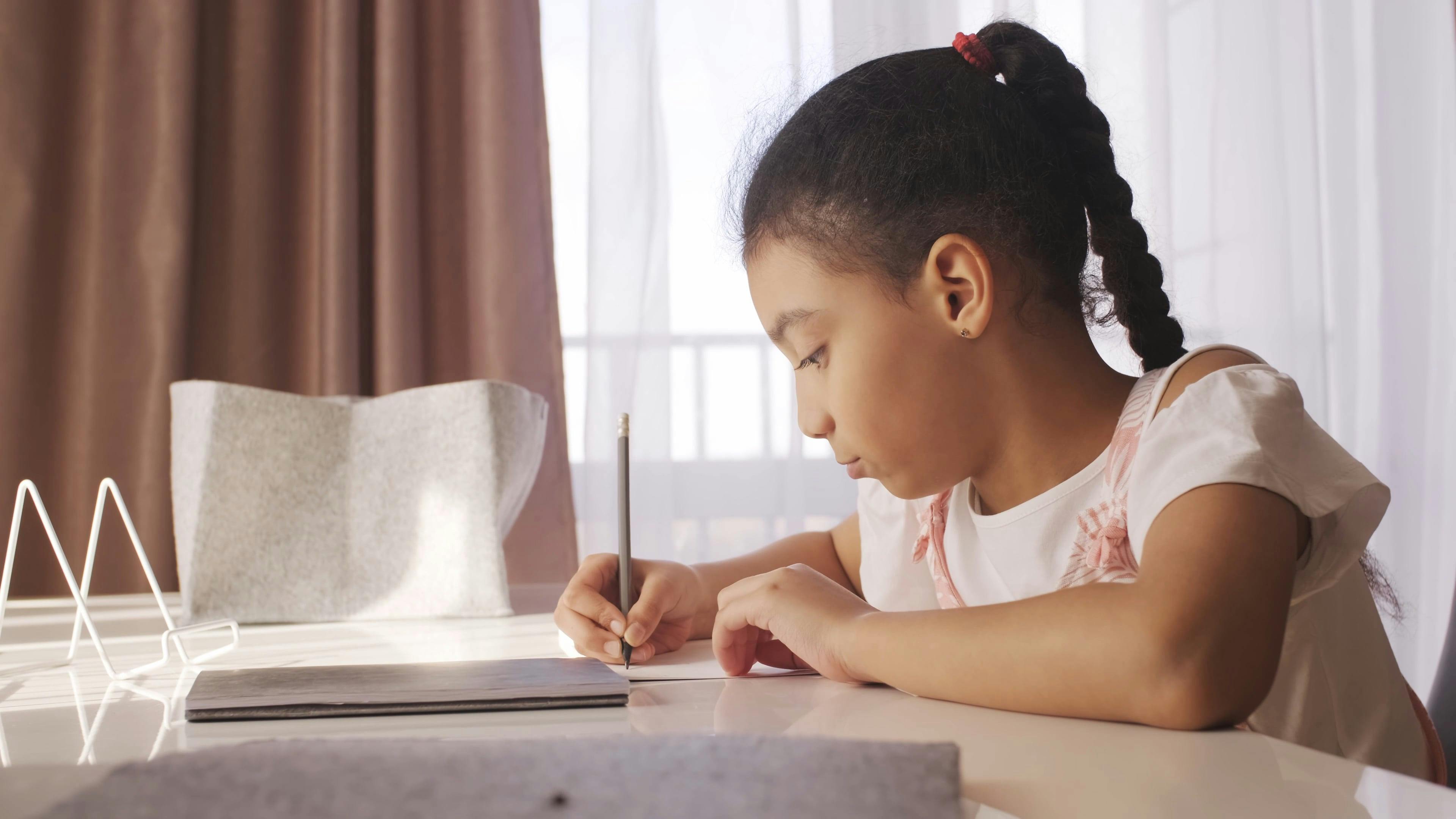 Vídeos de stock gratuitos sobre adolescente, aprendiendo, aprendizaje