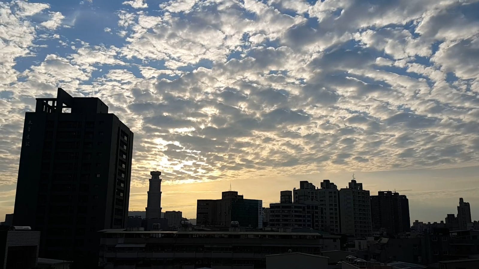 卡卡拉瓦拉·阿塔泰克 垂直拍攝 城市 城市全景 城市建築 城市探索 城市日落 城市景觀 城市的燈光 城市視界 塔 壁紙