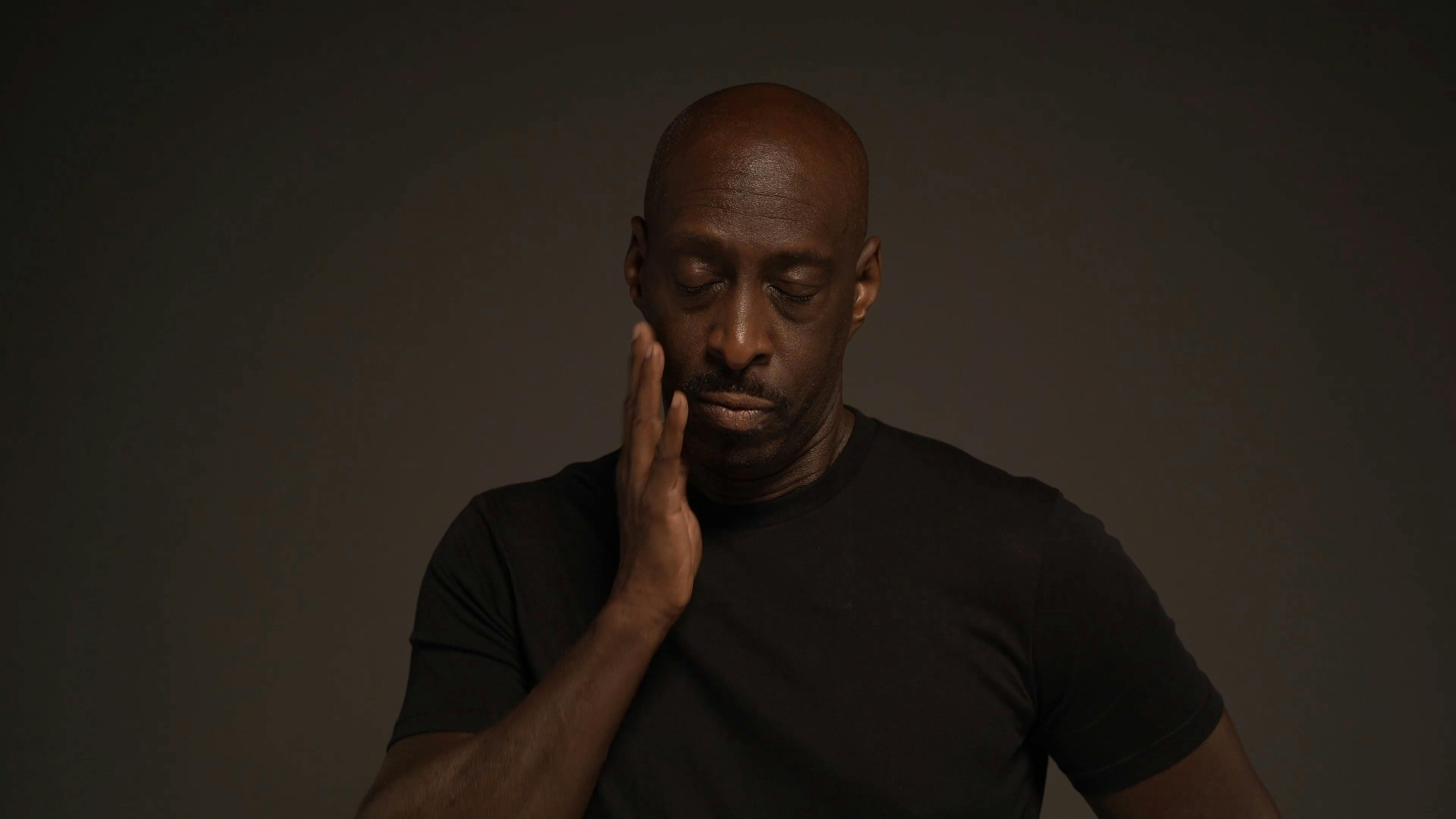 Video stok gratis tentang 4k, arif, banyak pikiran, berfokus, botak ...