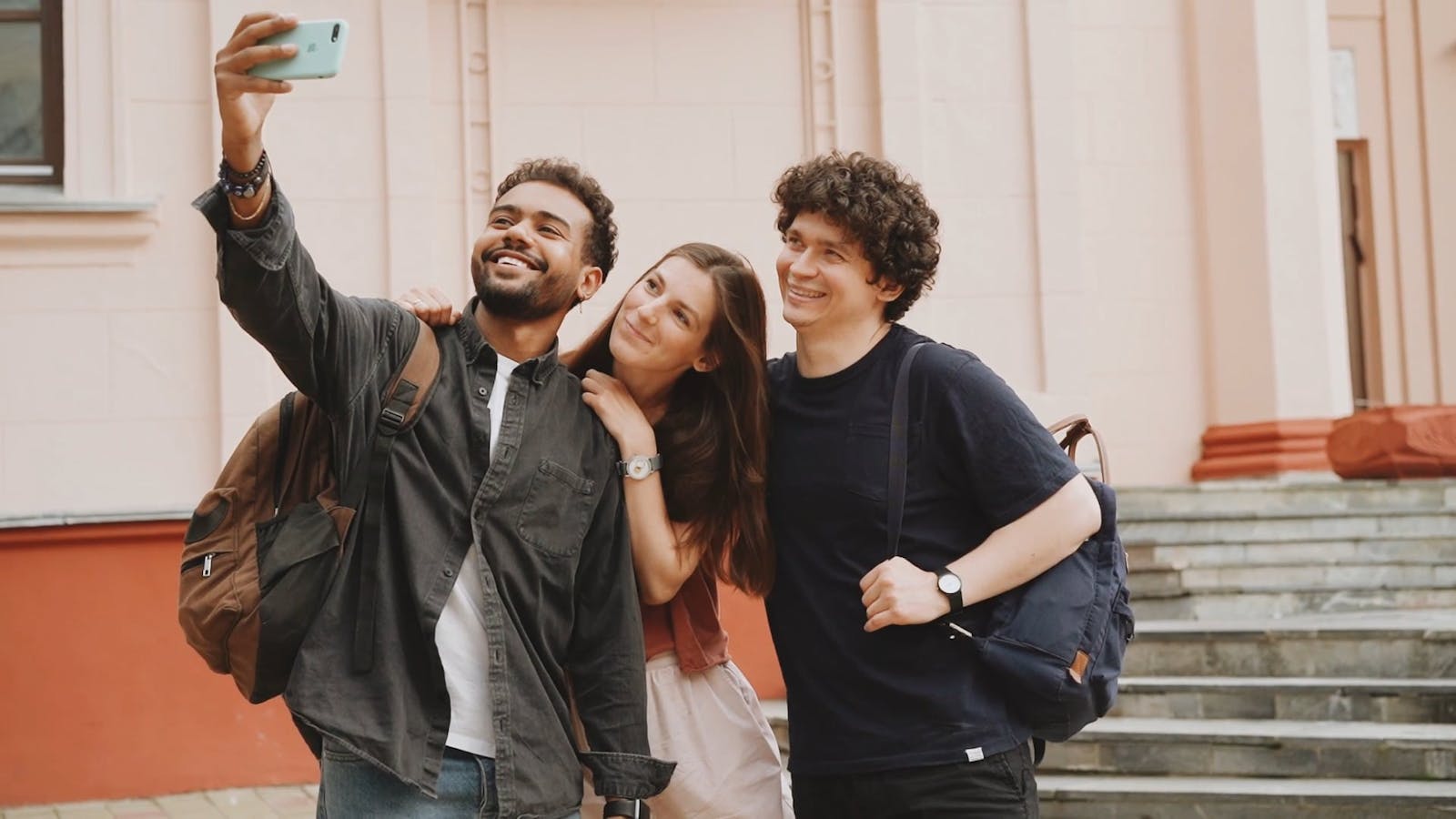 30,000+个最精彩的“Social”视频 · 100%免费下载 · Pexels素材视频