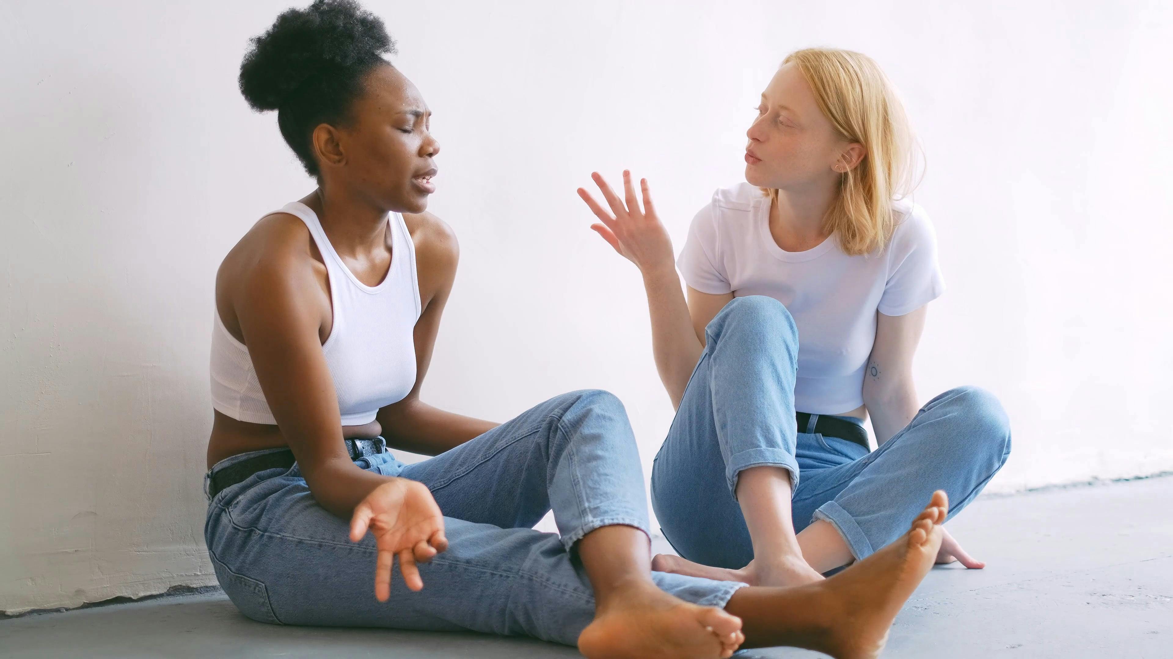 Los mejores 30.000+ vídeos de Mujeres Hablando · Banco de Imágenes ...