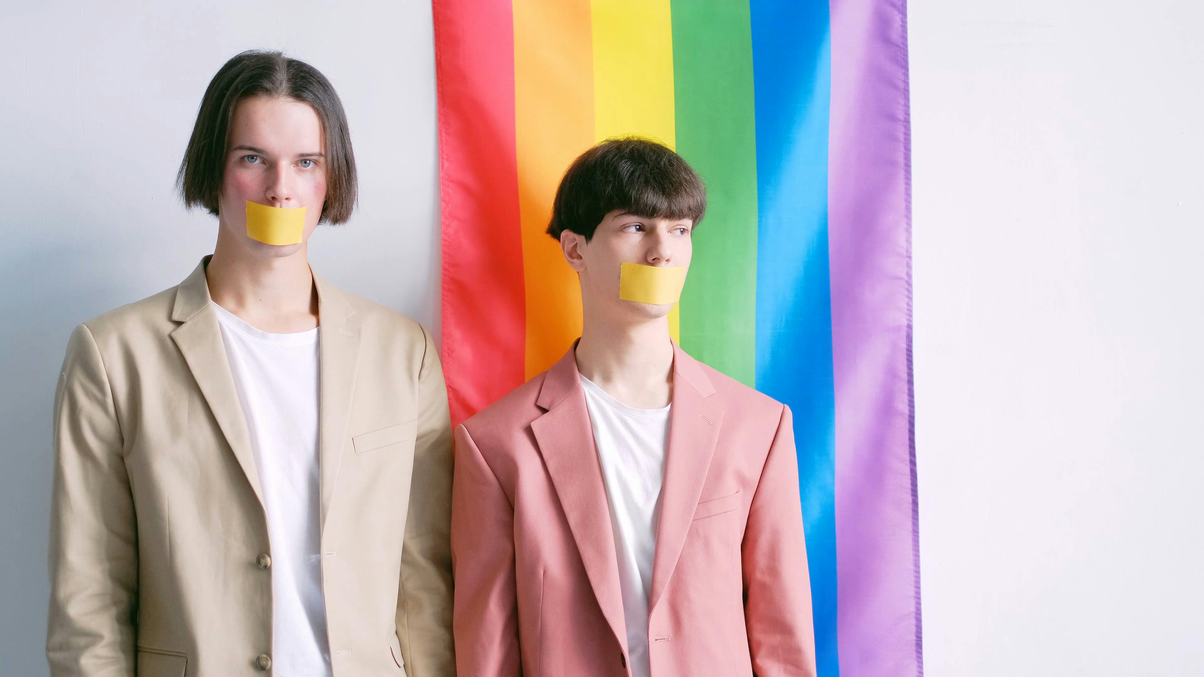 有关lgbt h, 人, 同性恋, 垂直视频, 擺姿勢, 模特兒, 模特兒表演, 男人, 看著, 站立, 西裝的免费素材视频