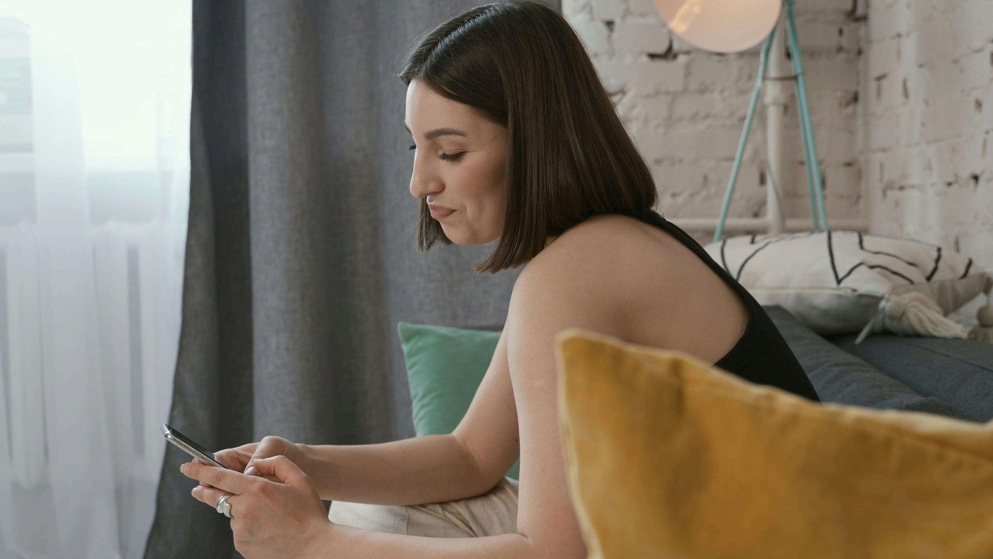 Girl Texting Videos, Download The BEST Free 4k Stock Video Footage ...