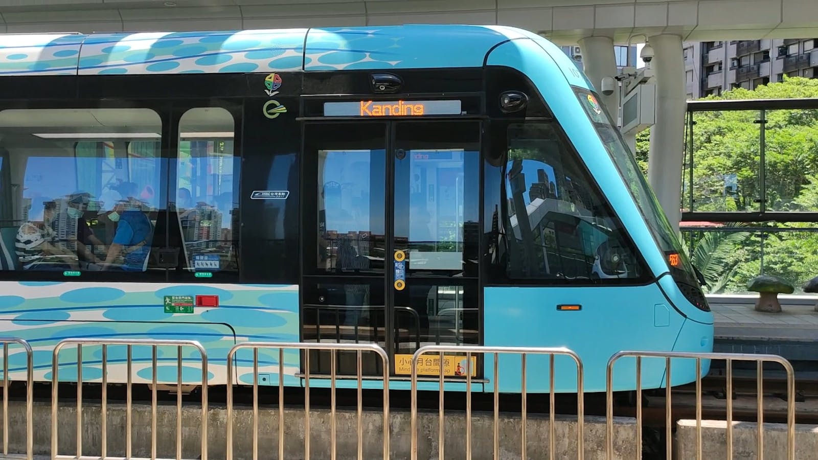 有关乘客 交通系統 公共 公共交通工具 四輪的運貨馬車 土地 地鐵 城市 城鎮 基礎設施 天空 山 座位 建築