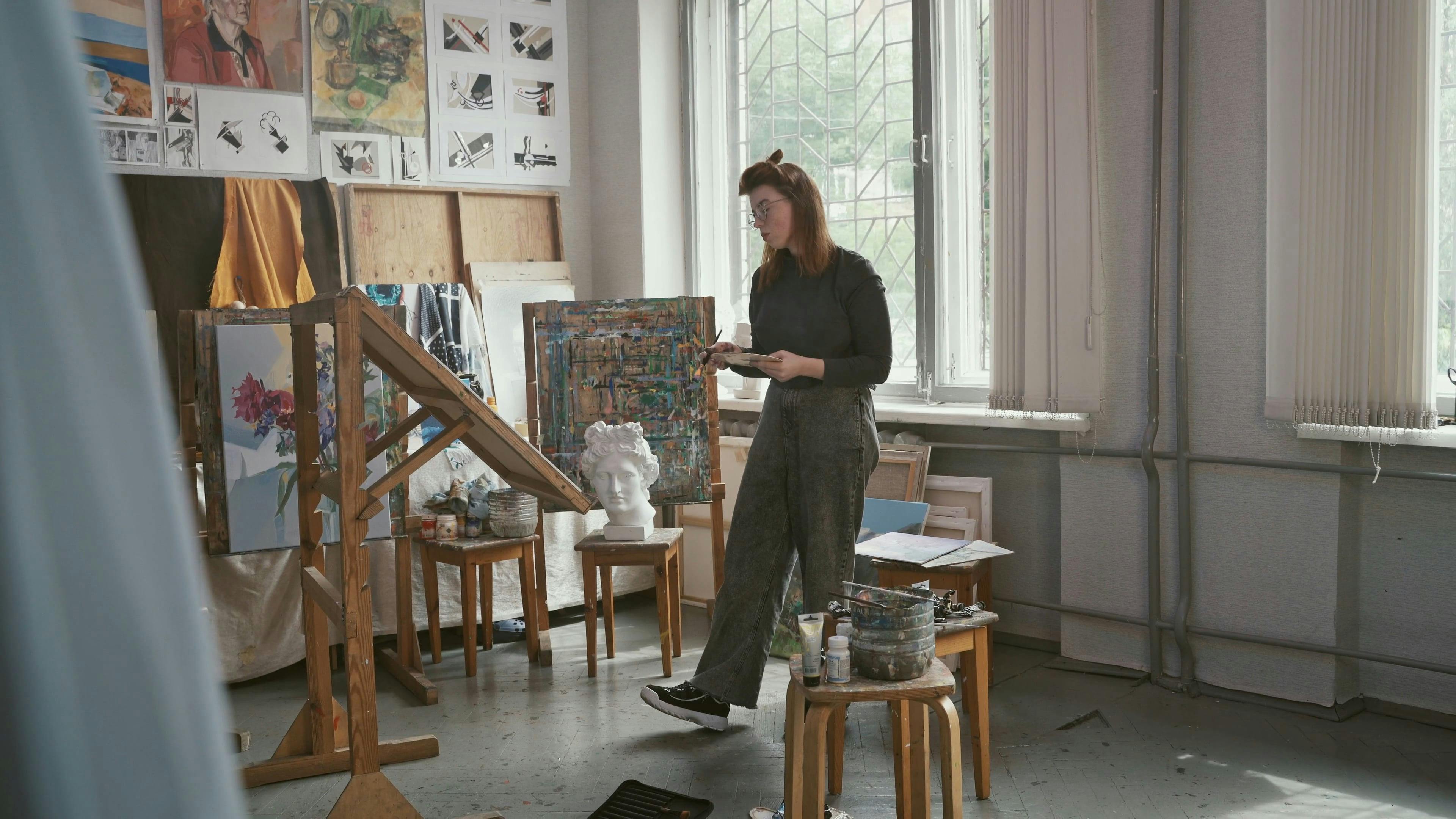 Person Painting an Artwork on the Studio · Free Stock Video