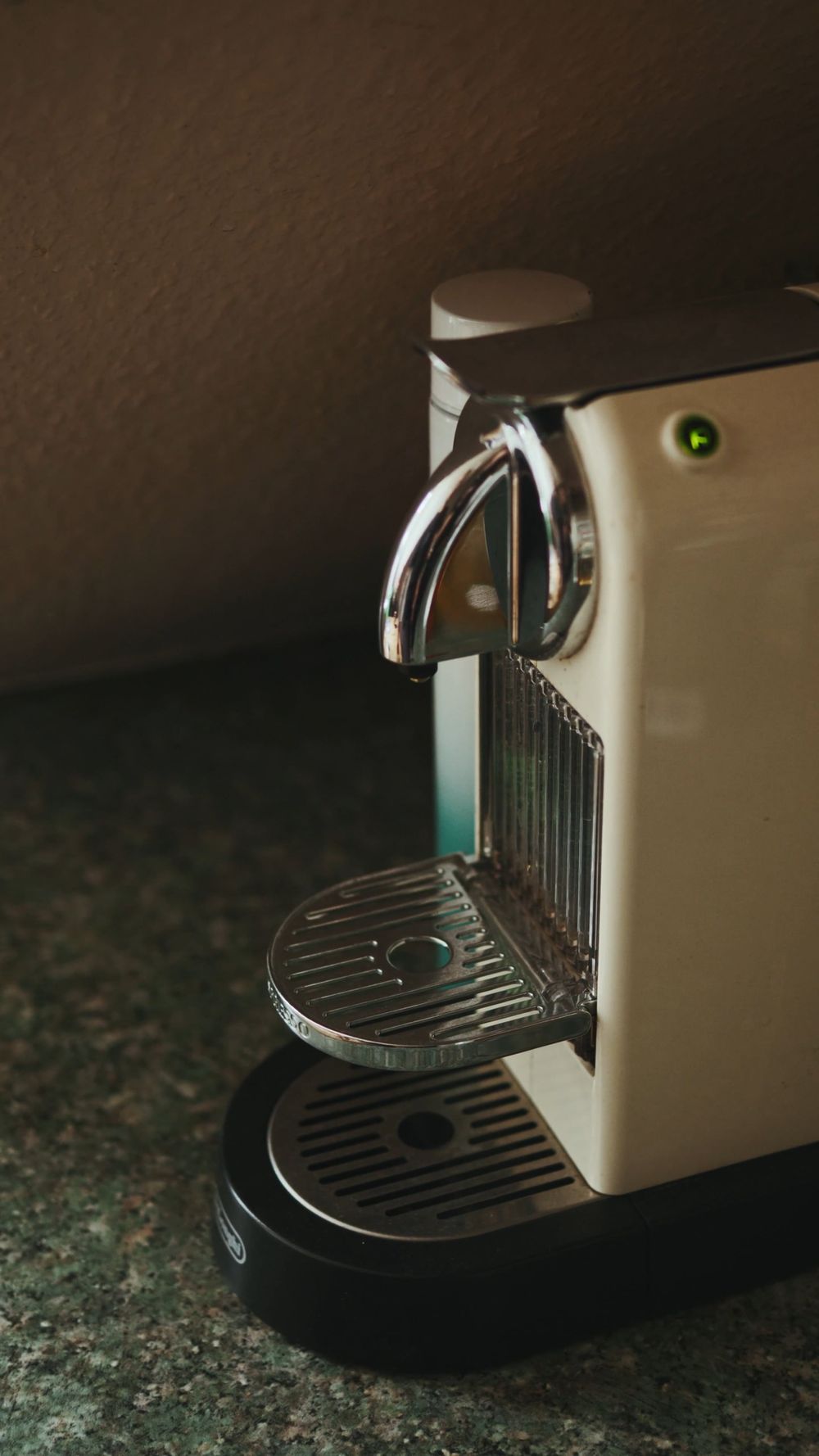 cretsiz Barista Demlemek Espresso Makinesi Stok Videosu cretsiz Barista Demlemek Espresso Makinesi Stok Videosu