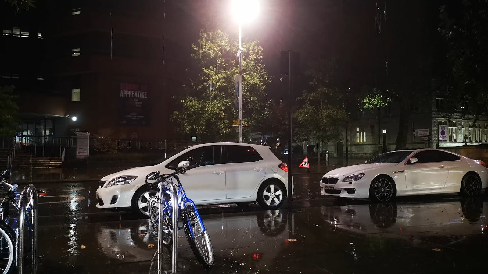 有关下雨天 倾盆大雨 傾盆大雨 天性 天氣 季節 戶外 樹木 水 濕 環境 省 農村 降雨 雨 雨季 雨滴的