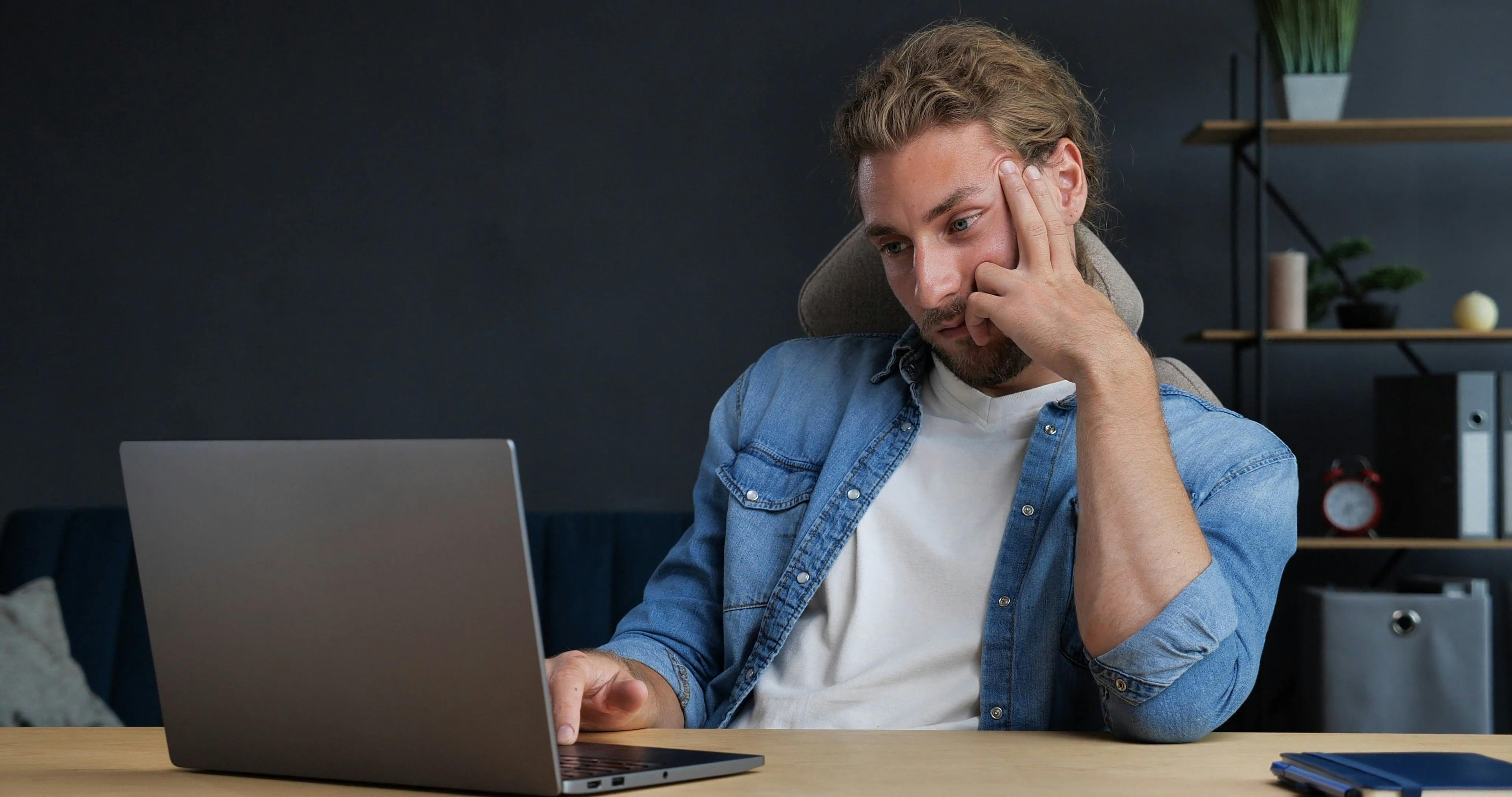 Vidéo gratuite de 4k, à l'intérieur, à la maison, adulte, anxiété ...