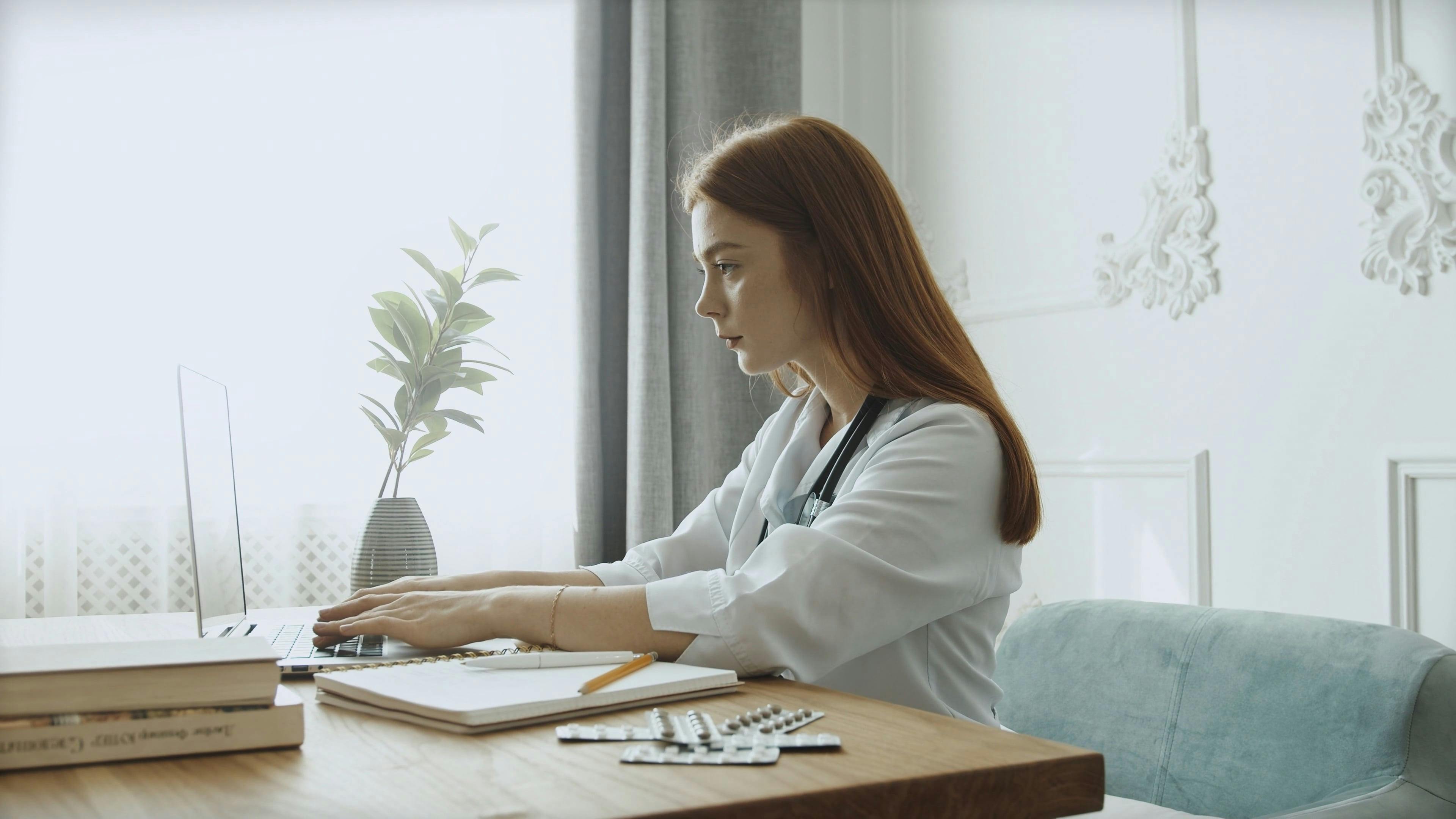 Darmowe nagranie wideo z kategorii #wnętrz, atrakcyjny, biały płaszcz ...