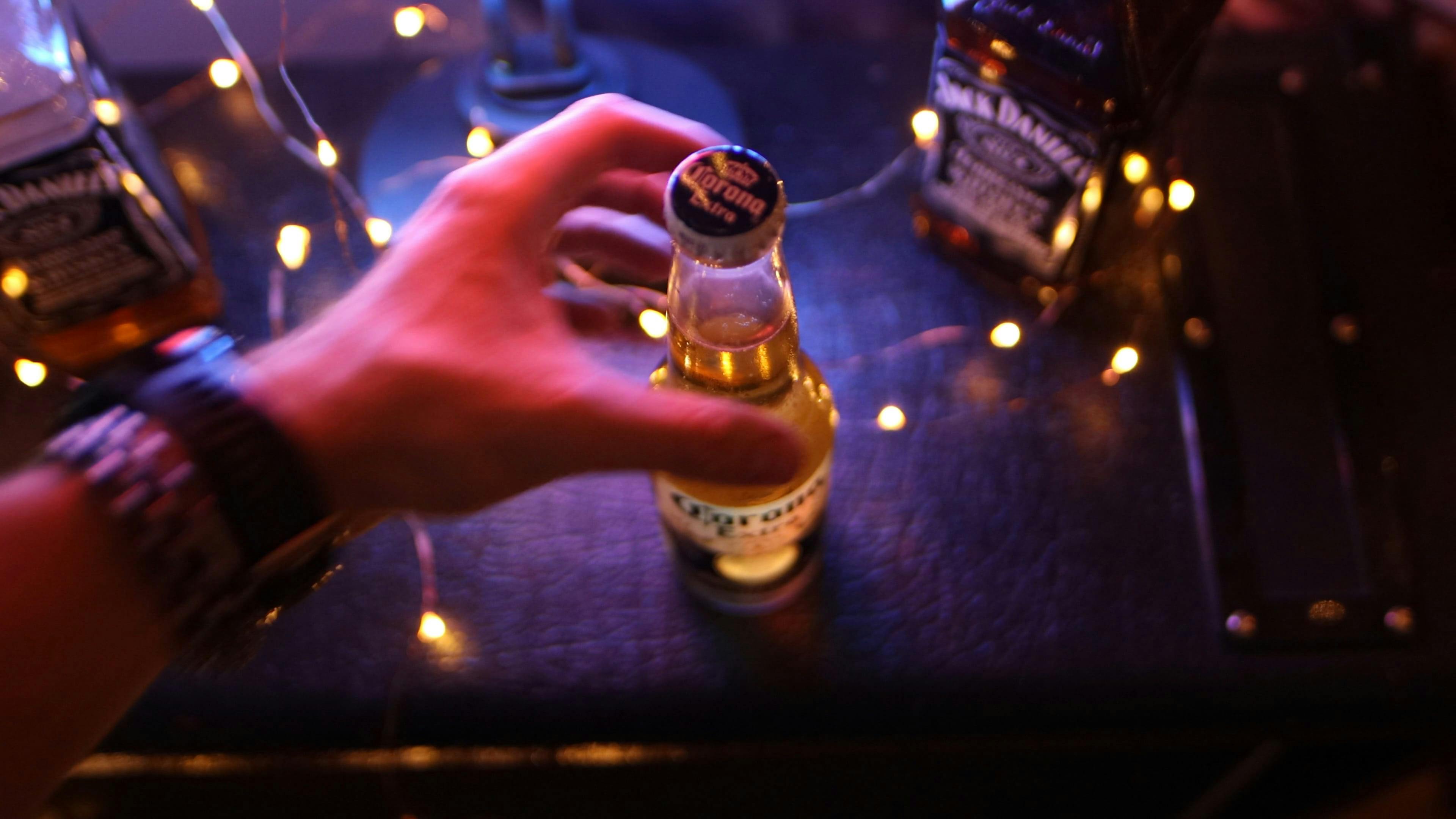 Vídeos de stock gratuitos sobre abertura, abrebotellas, ajuste de la ...