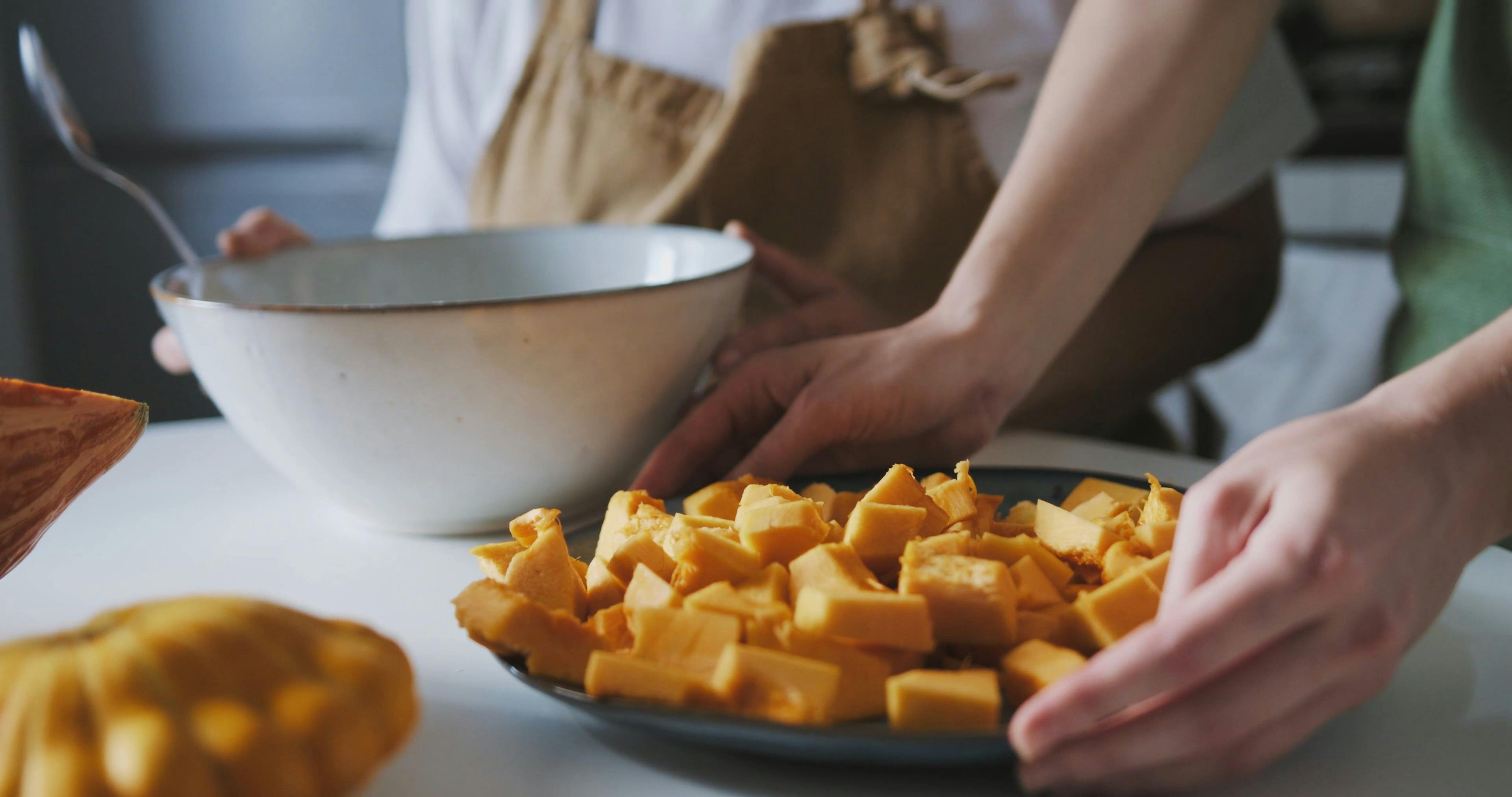 Vídeos de stock gratuitos sobre adentro, anónimo, aplastar, bol, caer ...
