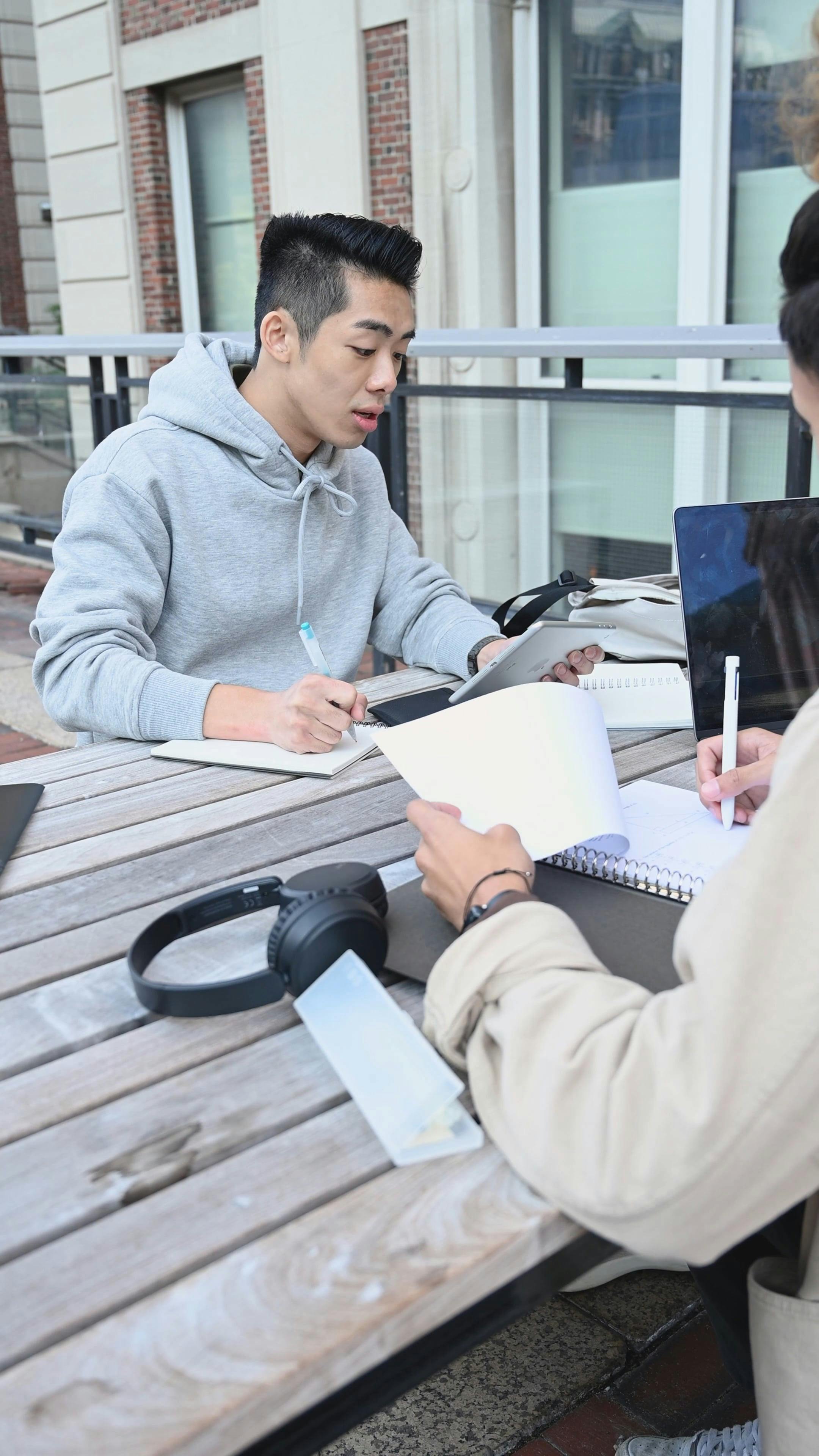 Kostenloses Stock-Video mit dem Thema aufnahme von unten, aufschreiben ...